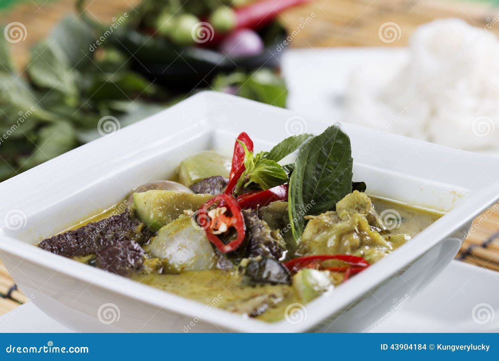 De Groene Soep Van De Kerriekip Stock Foto - Image of thailand, rijst ...