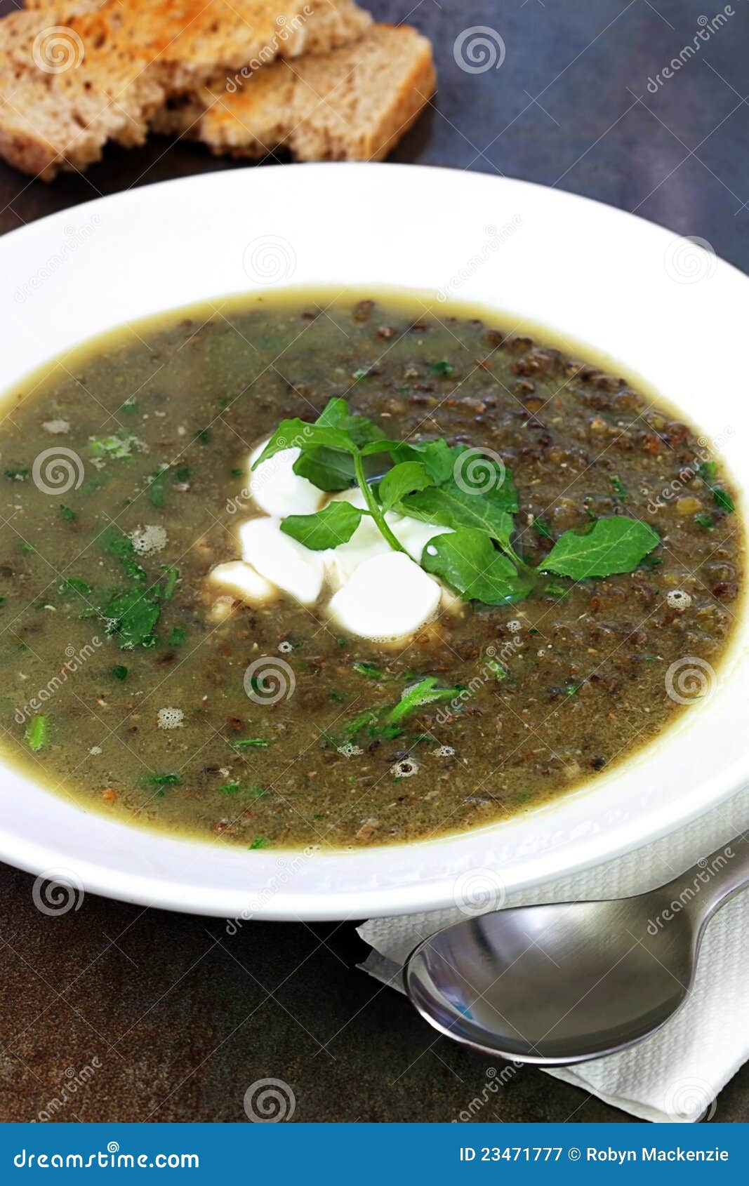 De Groene Soep Van De Linze Met Witte Waterkers Stock Afbeelding ...