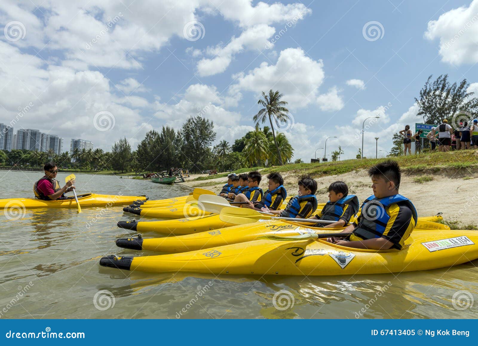 De Groep De Middelbare Schoolkinderen Leert Het Kayaking Bij De Rivier ...