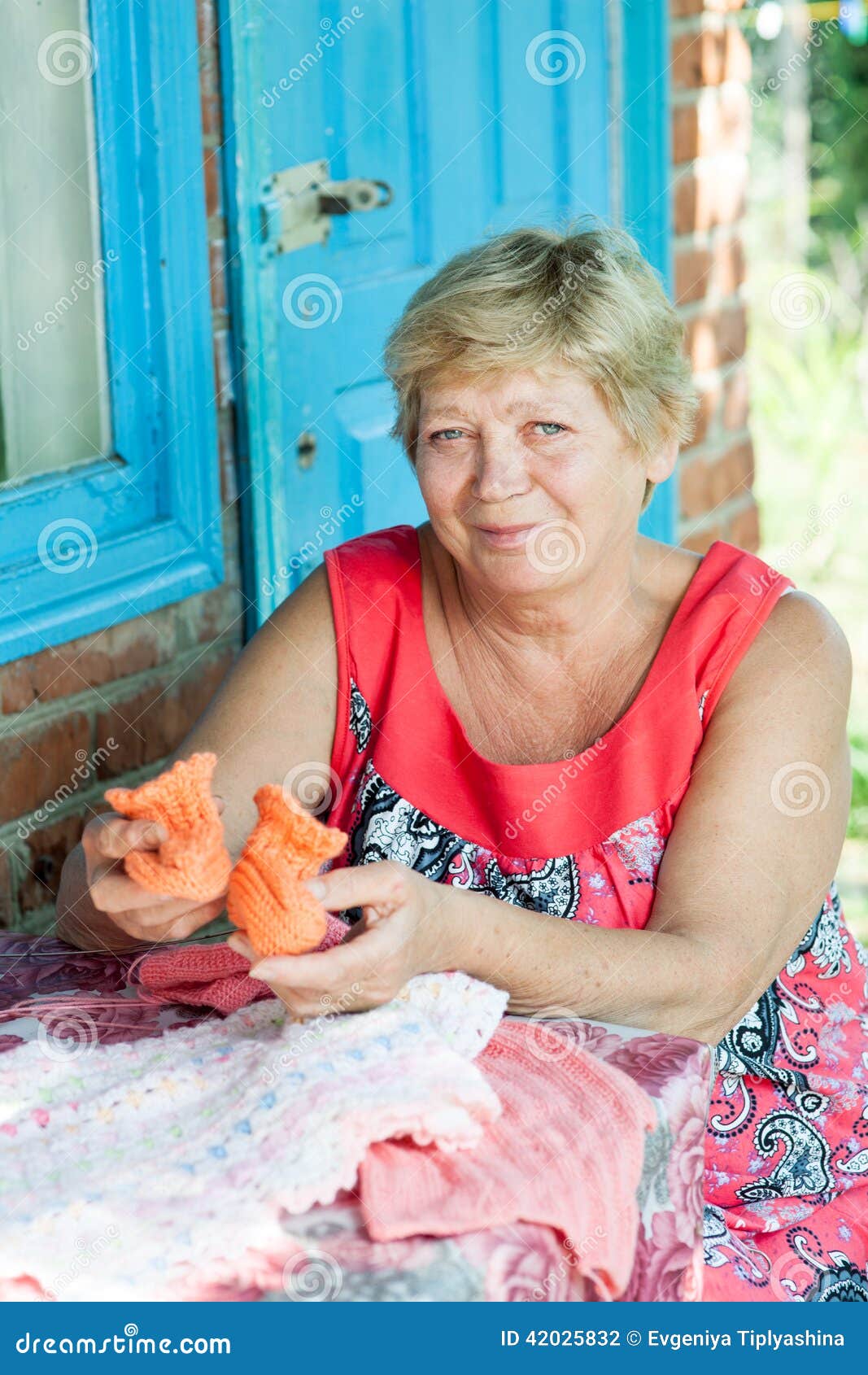 De grootmoeder breit stock foto. Image of bejaarden, volwassen - 42025832