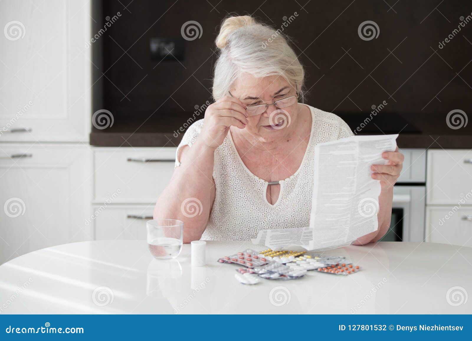 De Grootmoeder in Glazen Leest De Instructie Op Toepassing Van ...