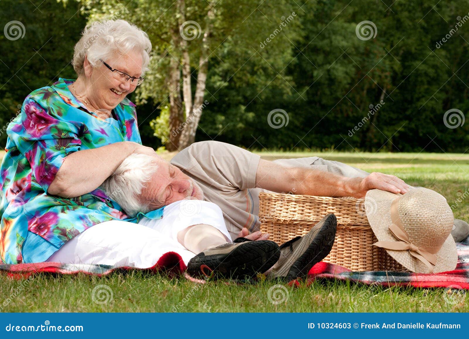 De Grootmoeder Kietelt Grootvader Foto. Afbeelding: 10324603