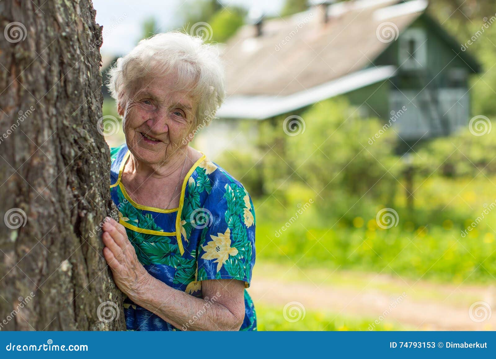De Grootmoeder Kijkt Uit Van Achter Een Boom Stock Afbeelding - Image ...