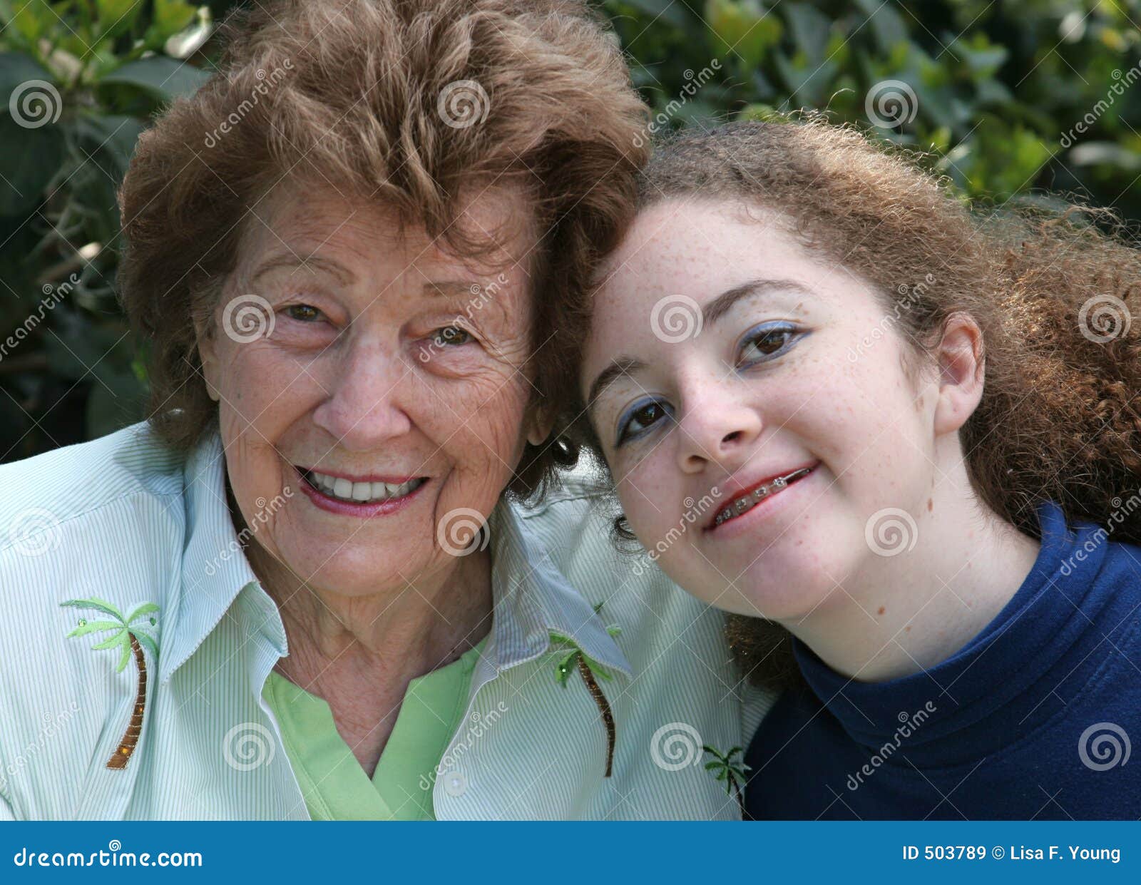 De grootmoeders houden van stock afbeelding. Image of kind - 503789