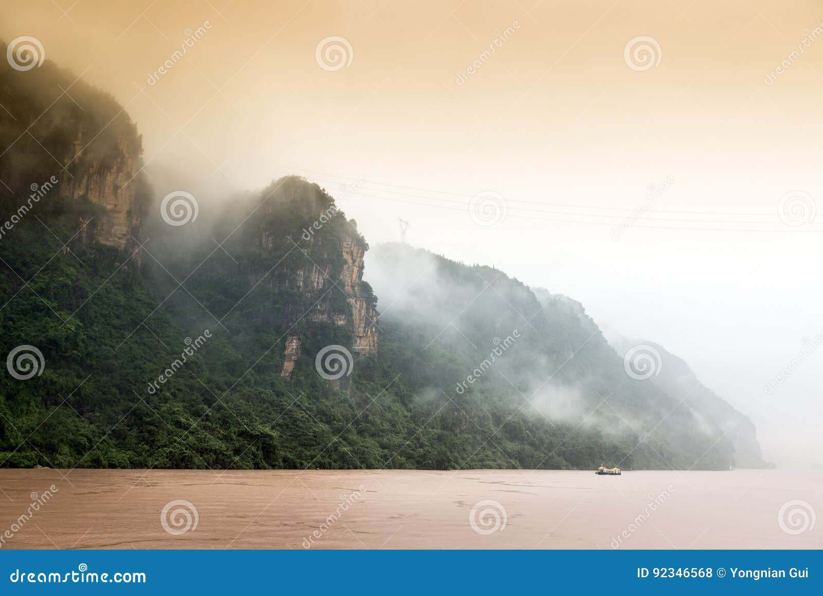De Grootste Rivieren Van China ` S: Yangtze Stock Foto - Image of nave ...