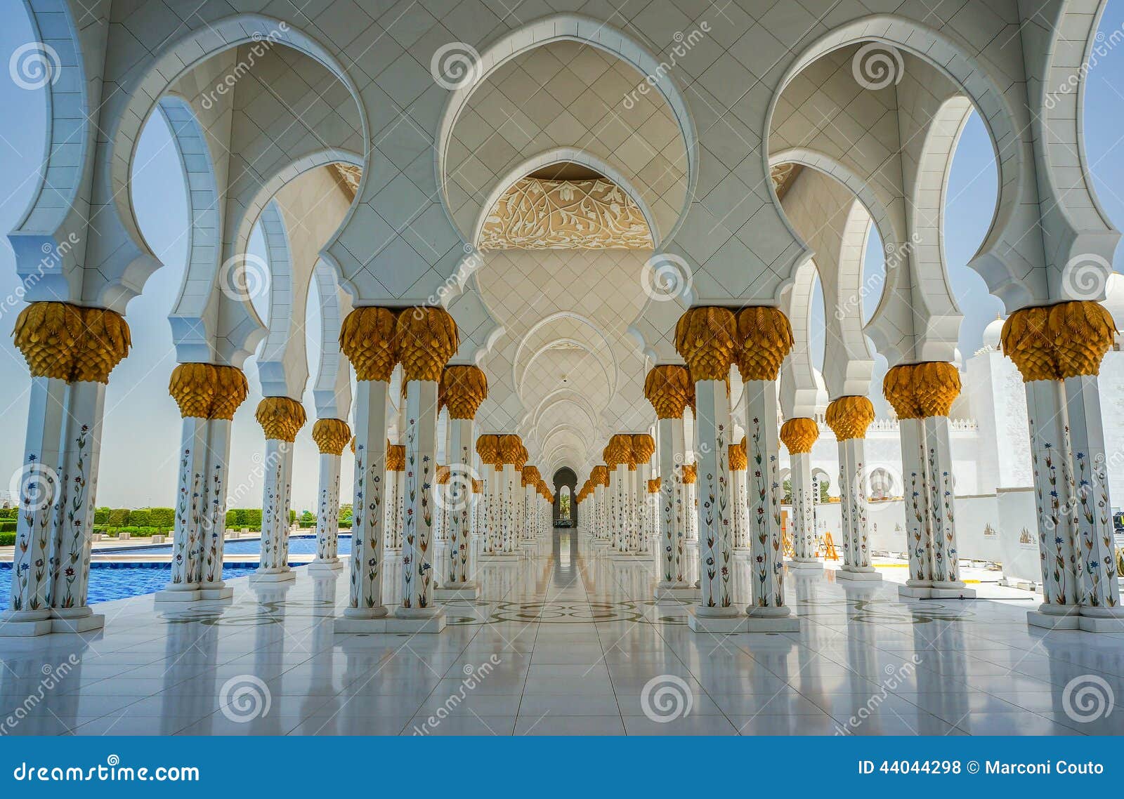 De Grote Moskee Van Abu Dhabi Stock Foto - Image of beroemd, toerist ...