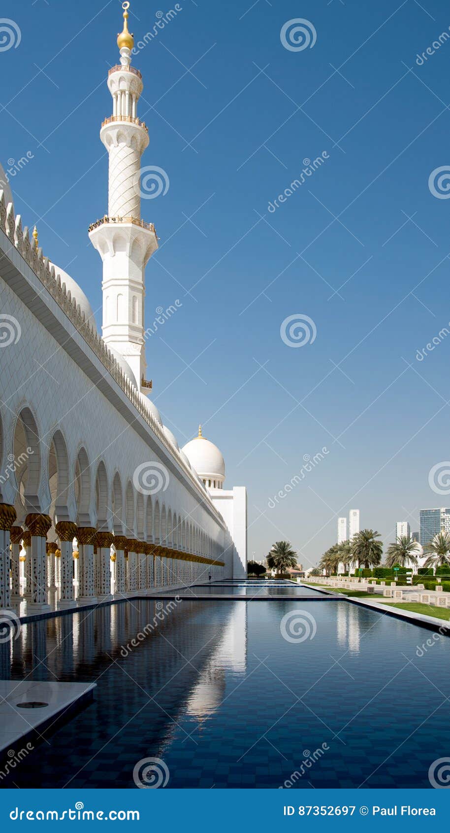 De Grote Moskee Van Zayed Van De Sjeik in Abu Dhabi Redactionele ...