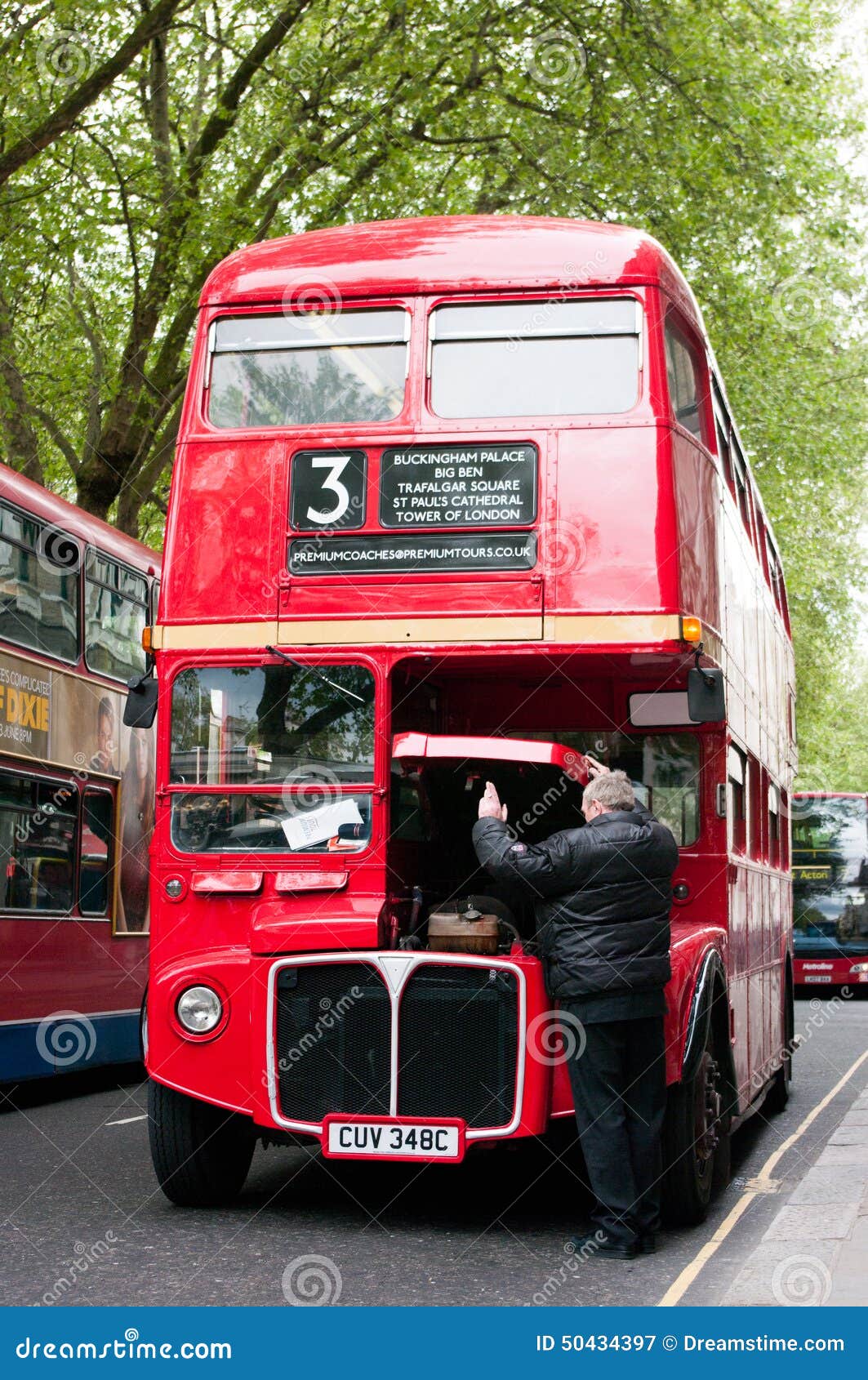 De Grote Rode Bus Van Londen Met Open Bonnet Redactionele Fotografie ...