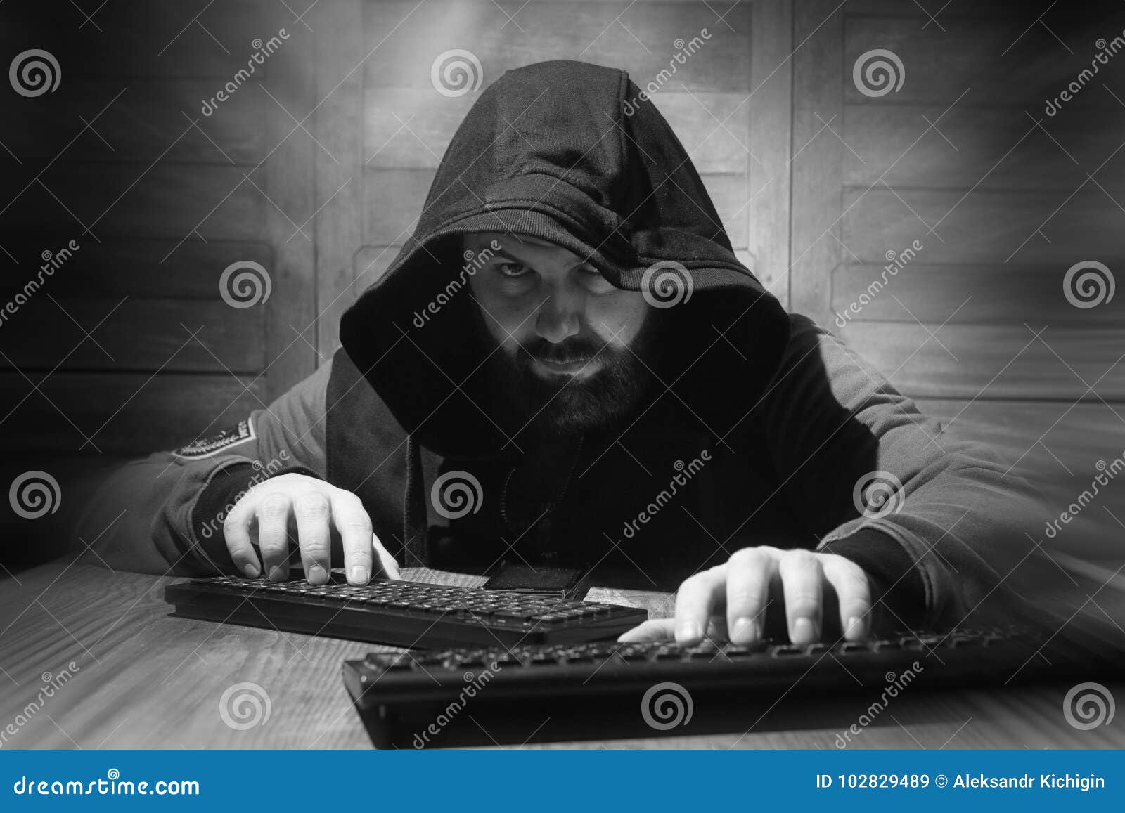 De Hakker in De Kap Zit En Werkt Achter De Computer Stock Afbeelding ...