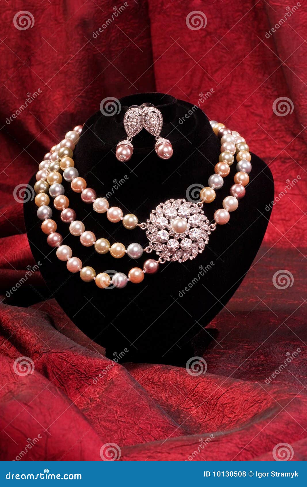 De Halsband En De Oorring Van De Parel Stock Foto - Image of edelsteen ...