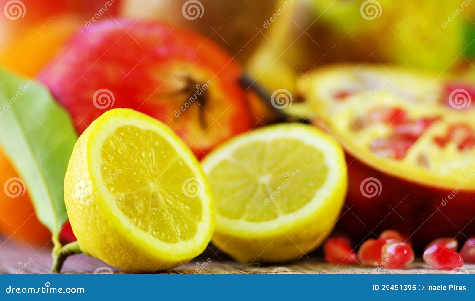 De Halve Plakken Van De Citroen En Berrys Stock Afbeelding - Image of ...