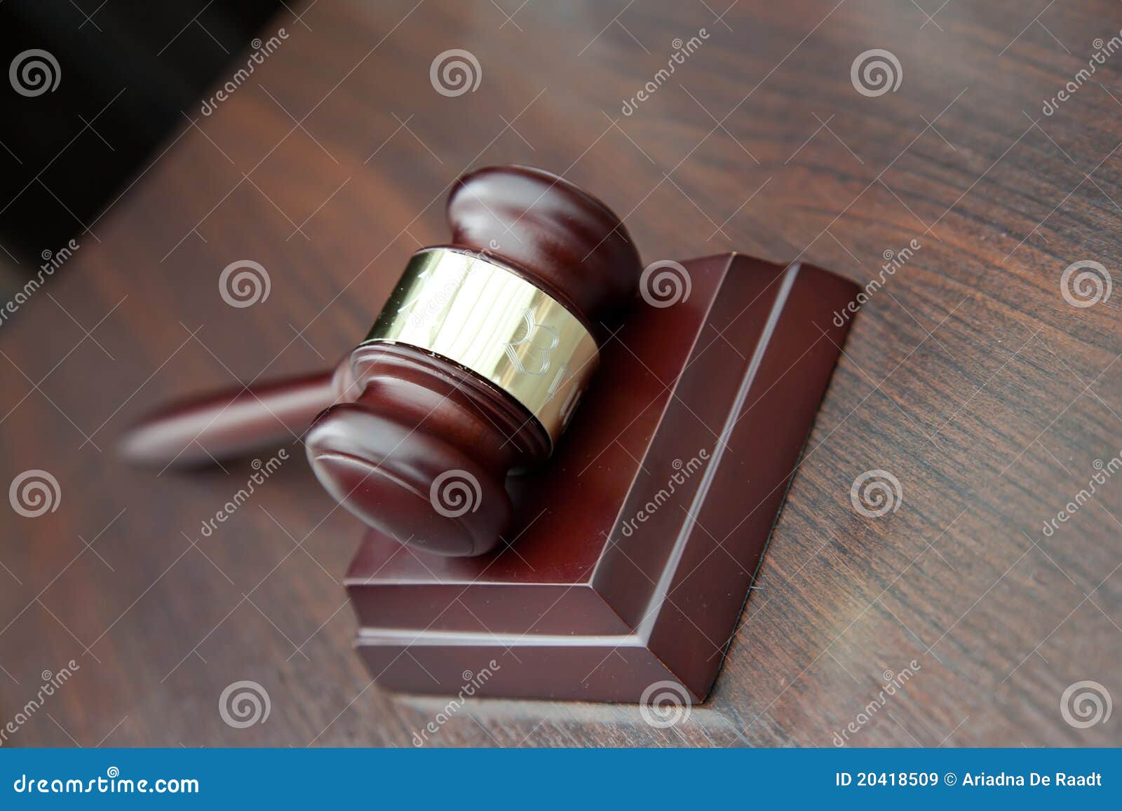 De hamer van de rechter stock afbeelding. Image of dagvaarding - 20418509