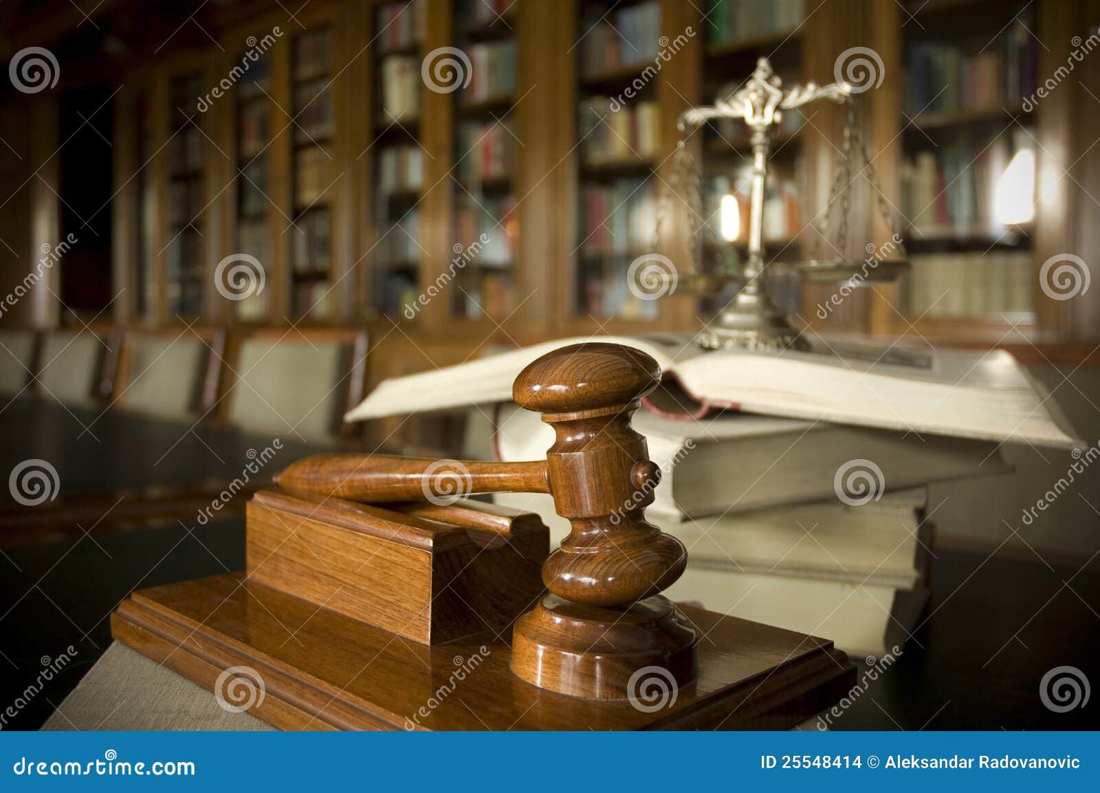 De hamer van de rechter stock foto. Image of oordeel - 25548414