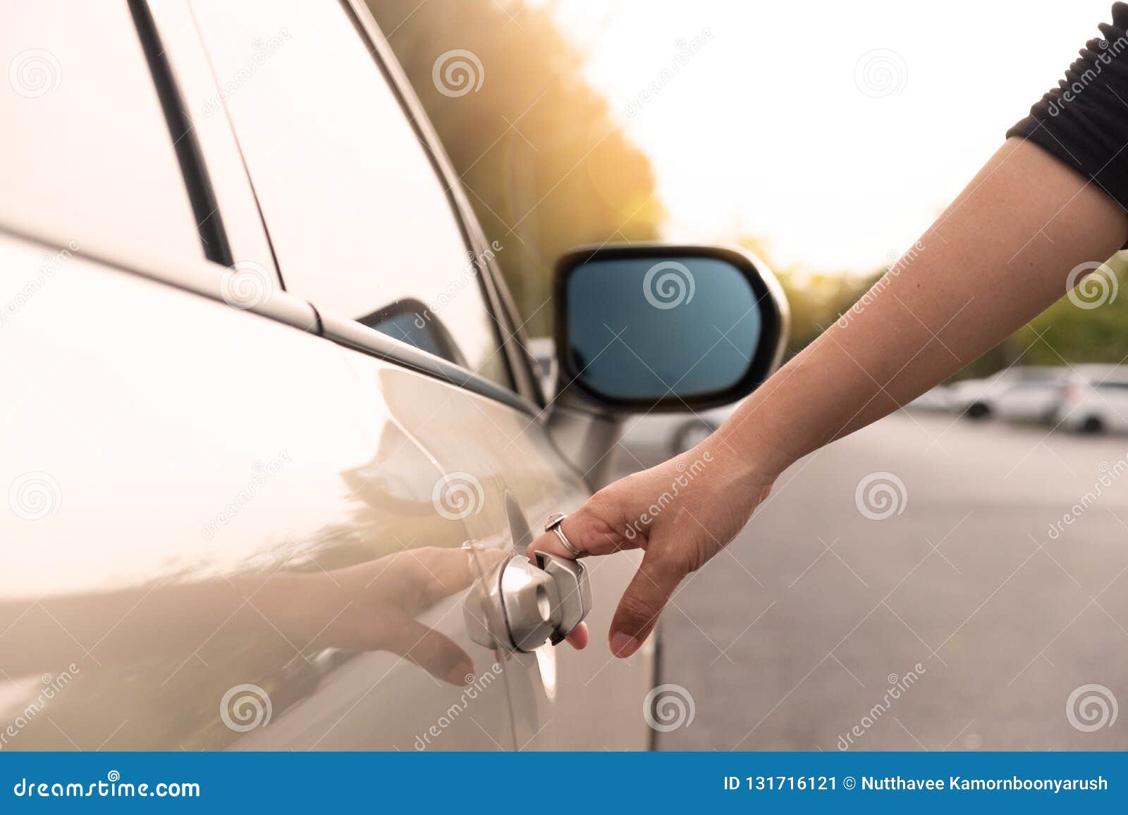 De Hand Die De Deur Van De Auto Opent Stock Afbeelding - Image of kraag ...