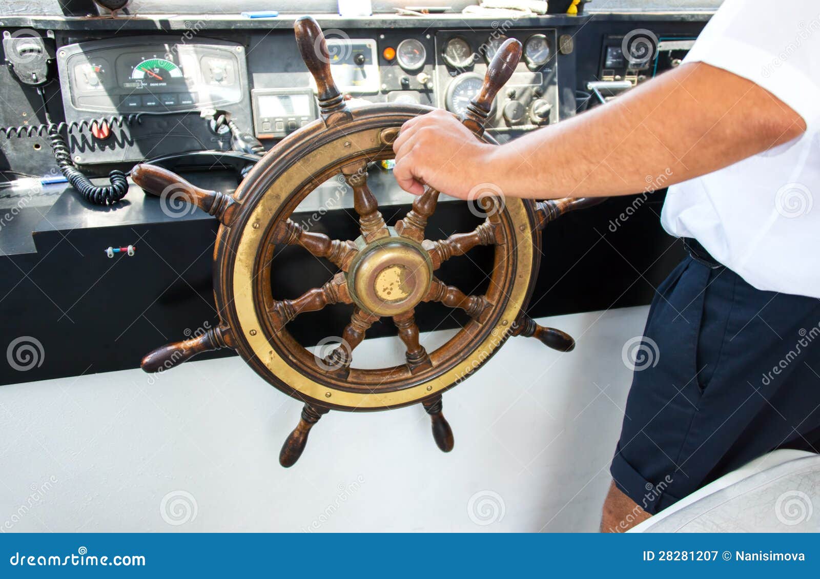 De Hand Die Van Capitan Een Boot Sturen Stock Afbeelding - Image of ...