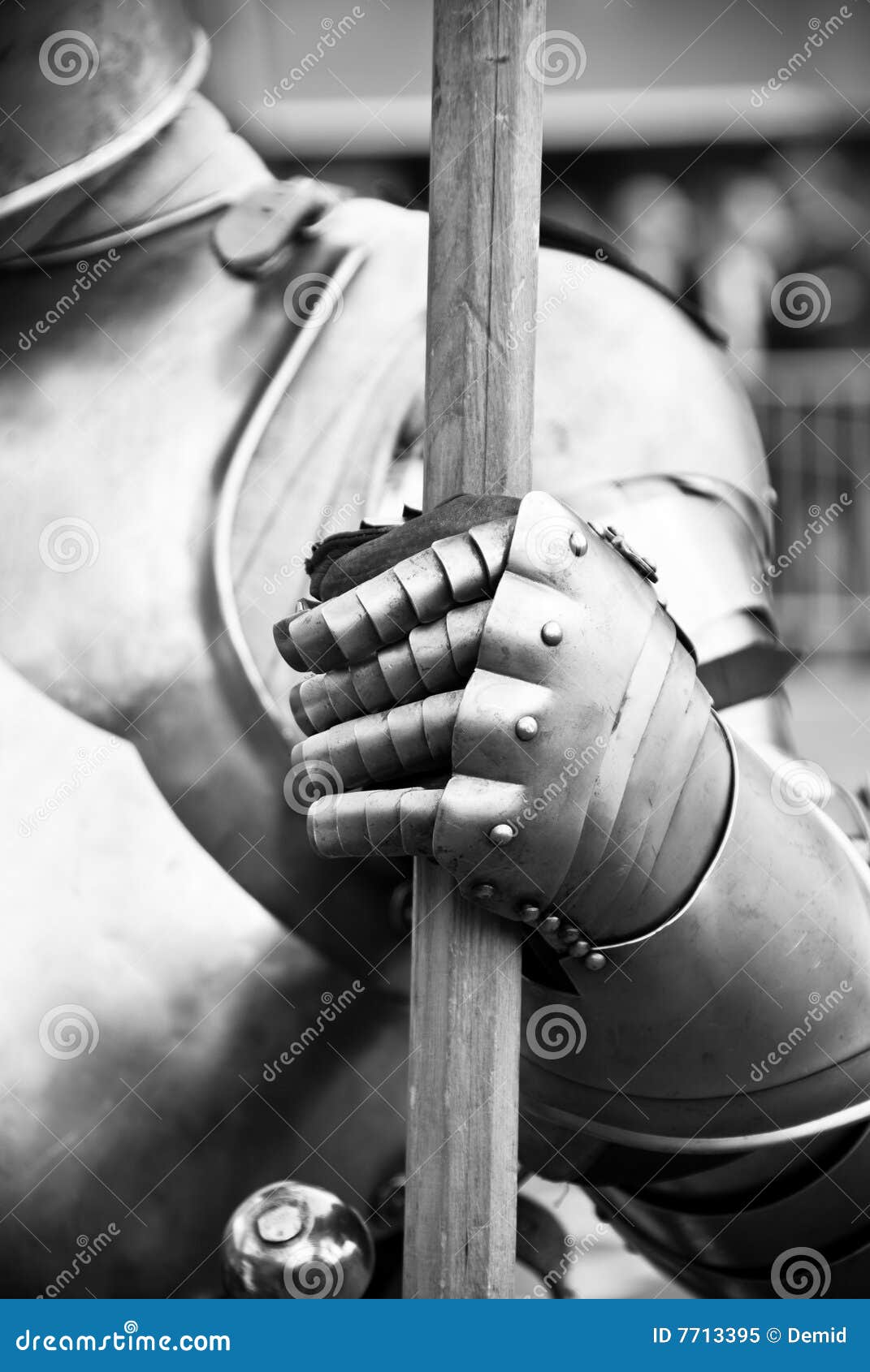 De Hand Die Van De Ridder Een Lans Houdt Stock Afbeelding - Image of ...