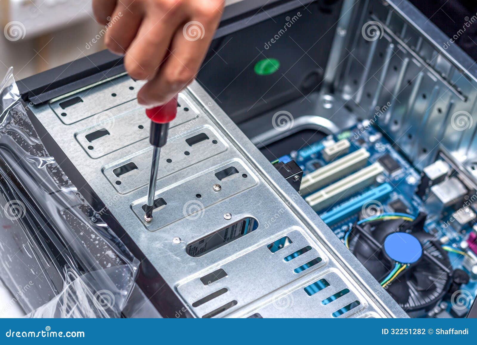 De Hand Die Van De Technicus Personal Computer Assembleren Stock Foto - Image of ventilator ...