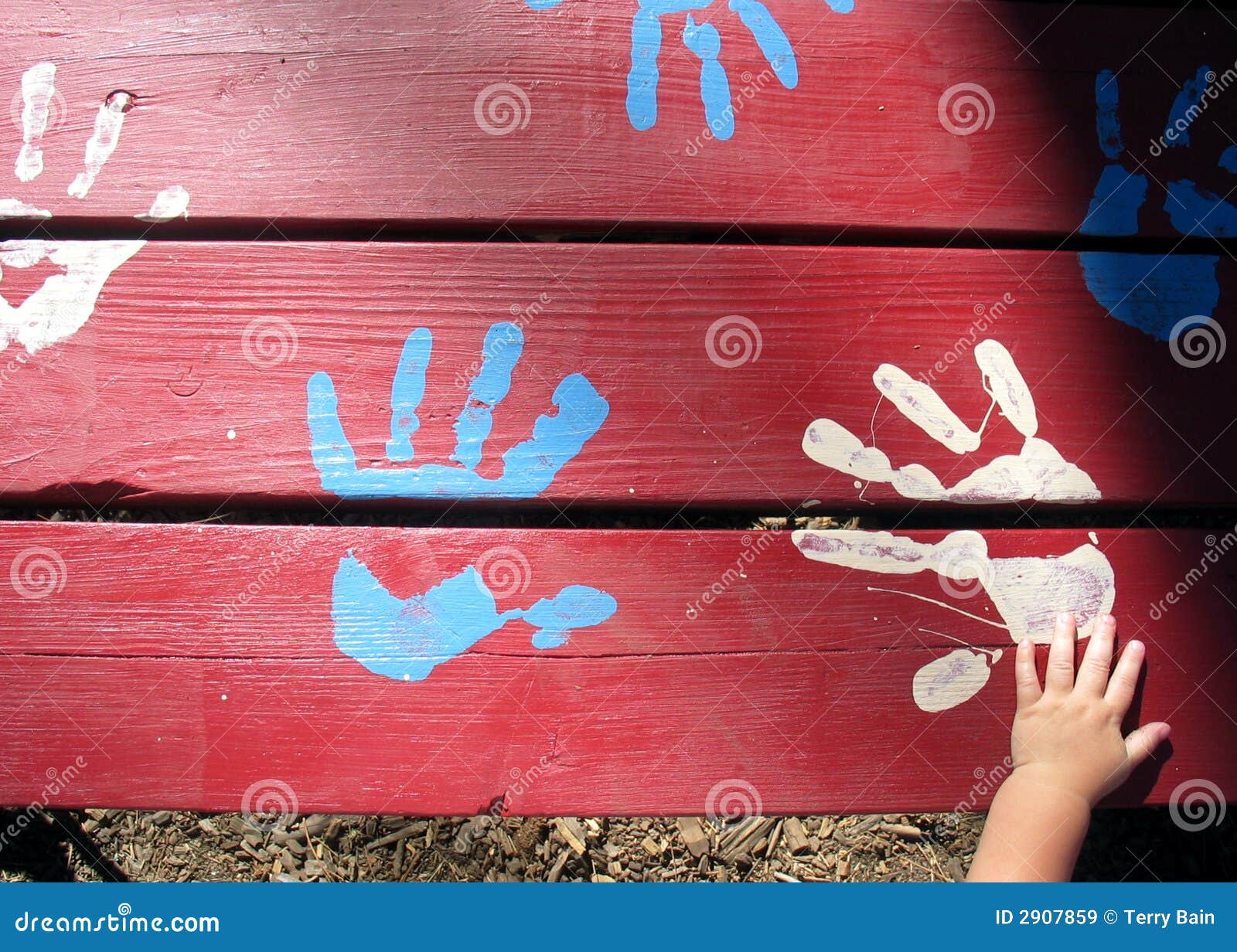 De Hand Van De Peuter Op De Handen Van De Verf Stock Afbeelding - Image ...