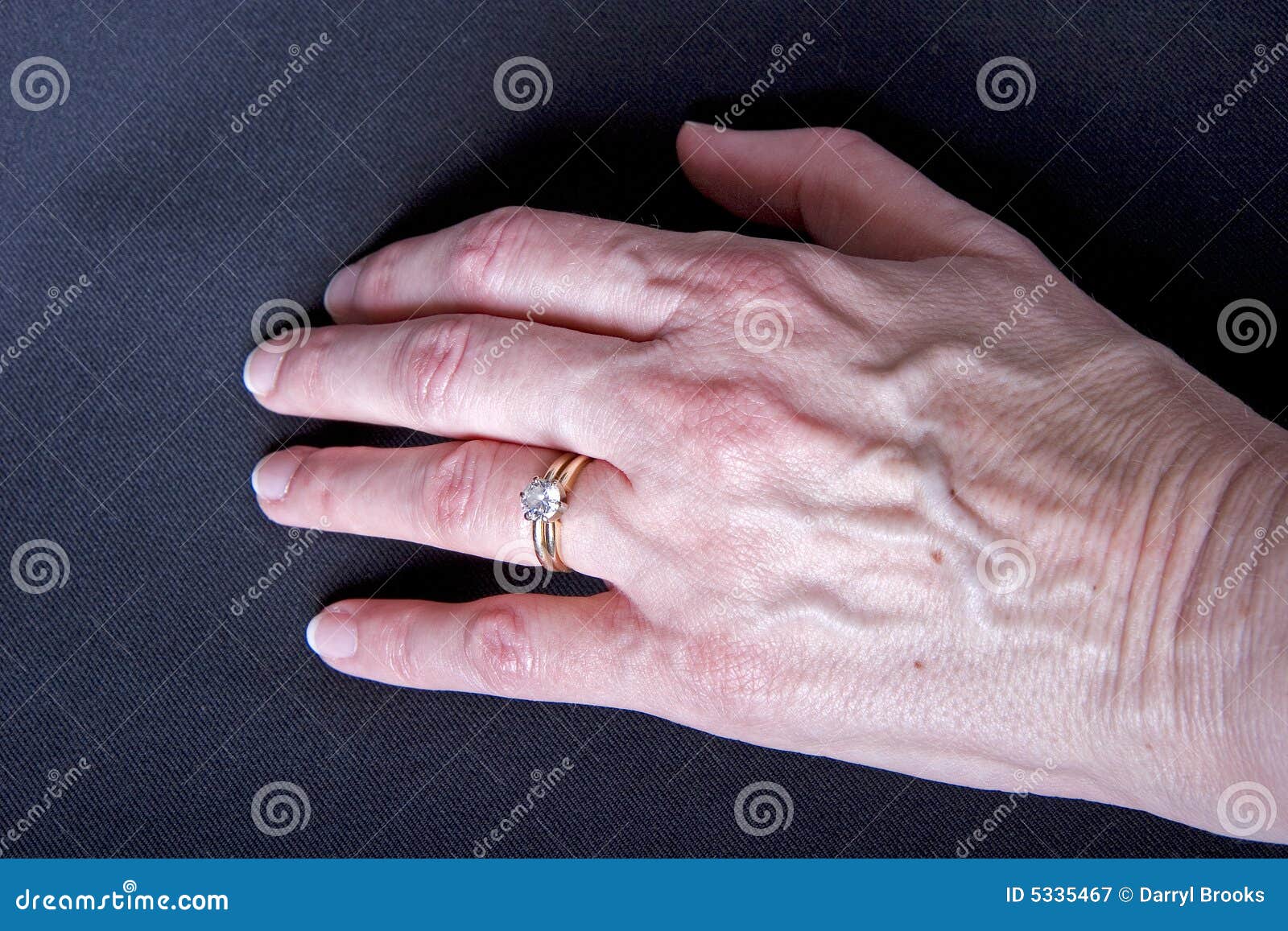 De Hand Van De Vrouw Met De Ring Van De Diamant Stock Afbeelding ...