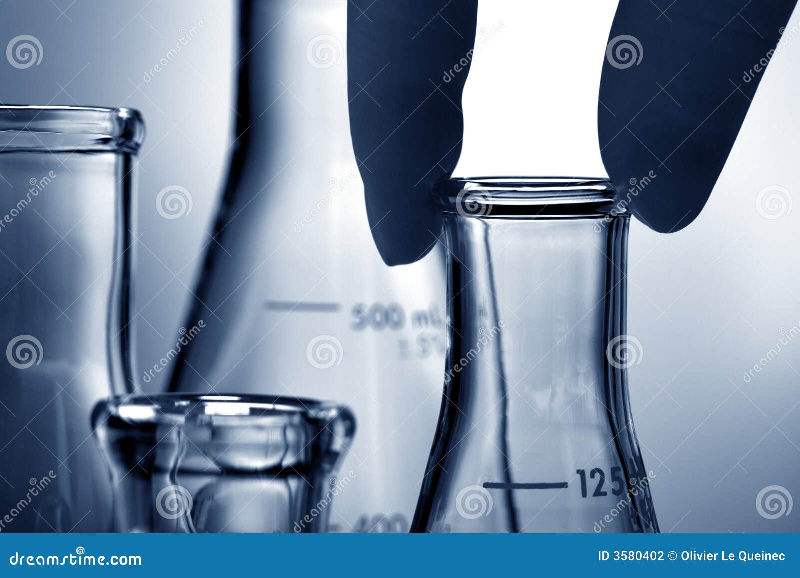 De Hand Van De Wetenschapper Van De Apparatuur Van Het Laboratorium ...