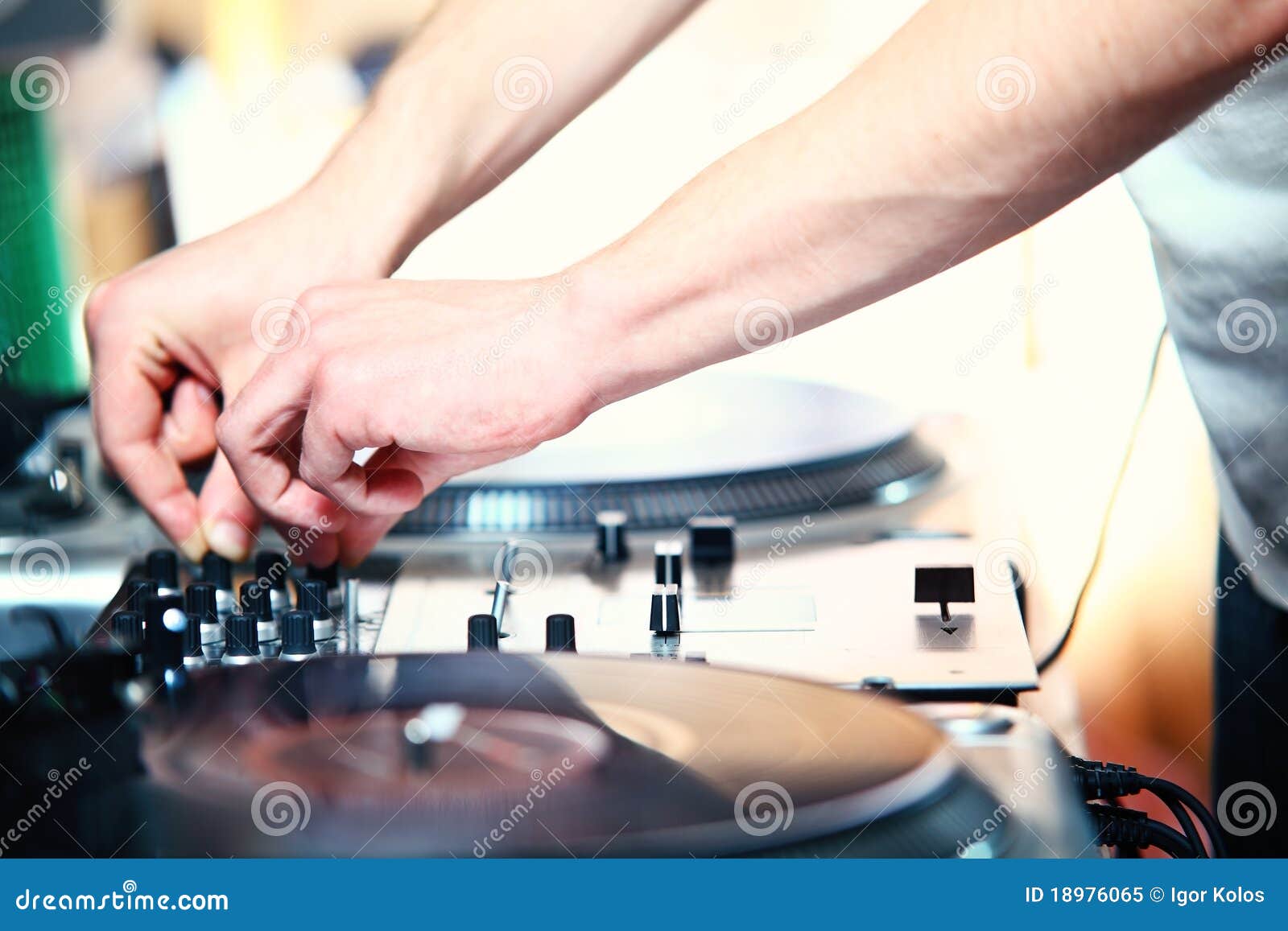 De hand van DJ stock afbeelding. Image of dans, motie - 18976065