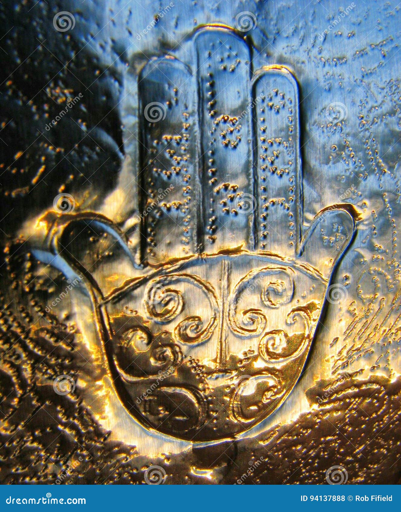 De Hand Van Fatima Overdenkt Zonsondergang Stock Foto - Image of metaal ...