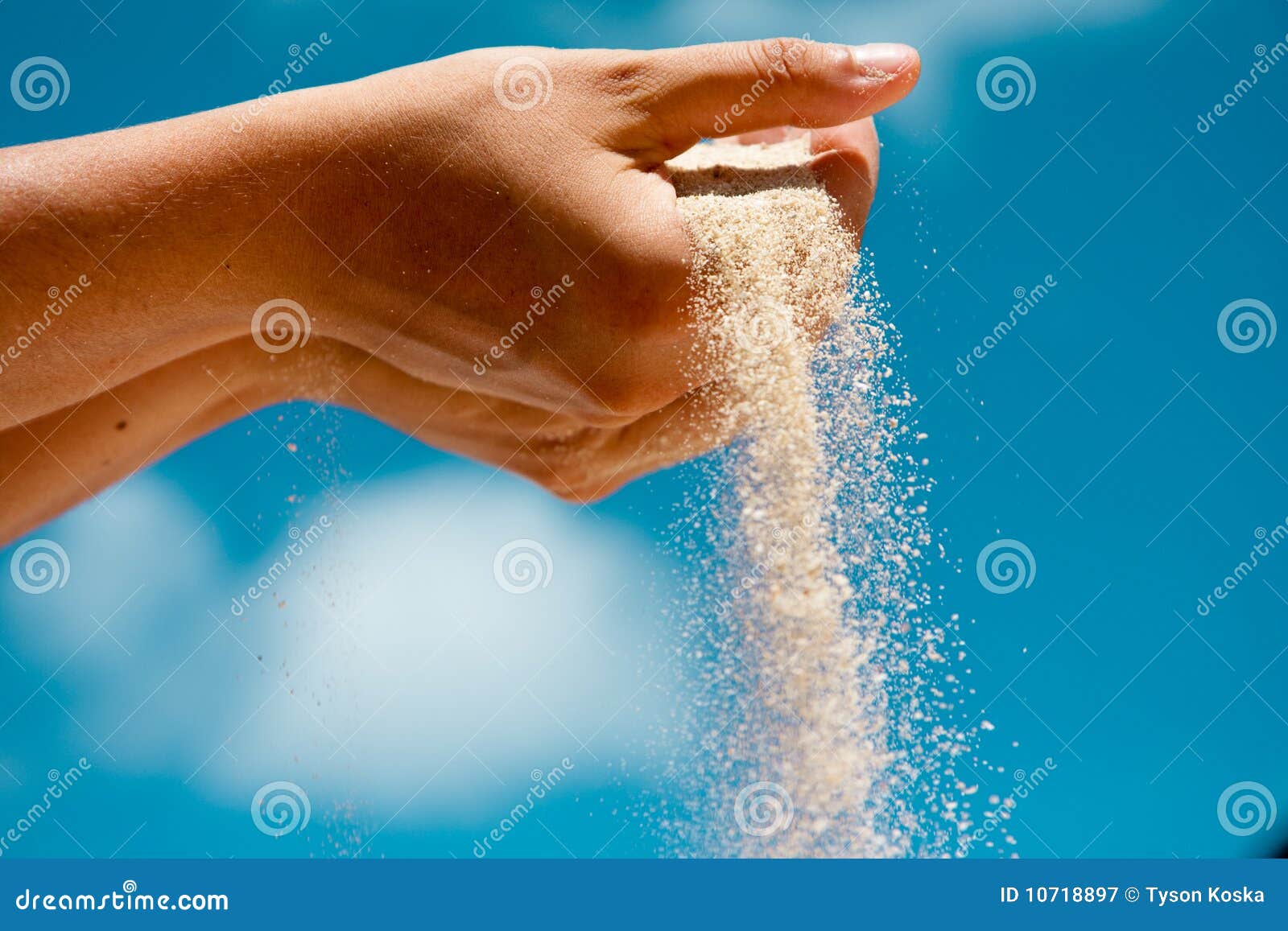 De Hand van het zand stock afbeelding. Image of vakantie - 10718897