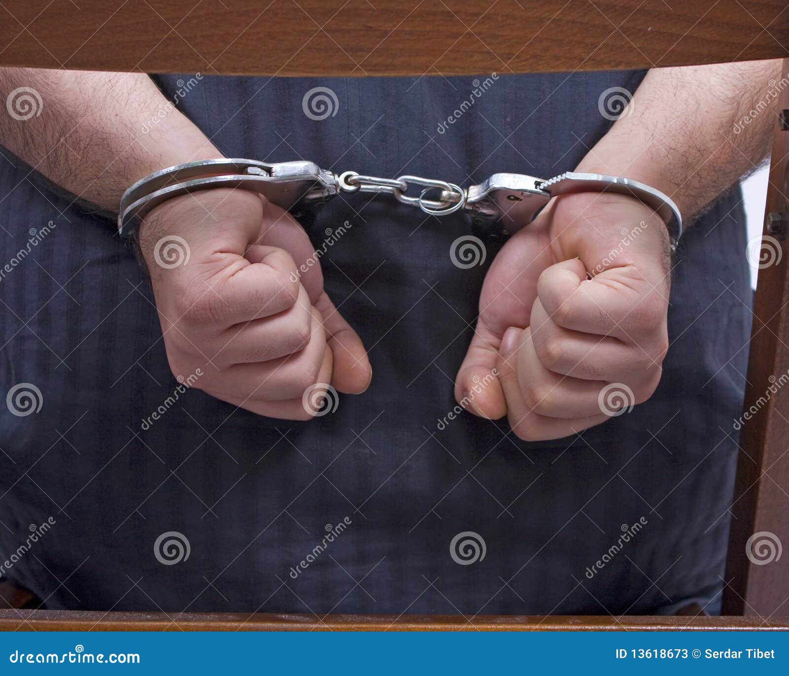 De Handboeien Om:doen Handen Stock Afbeelding - Image of verdachte ...