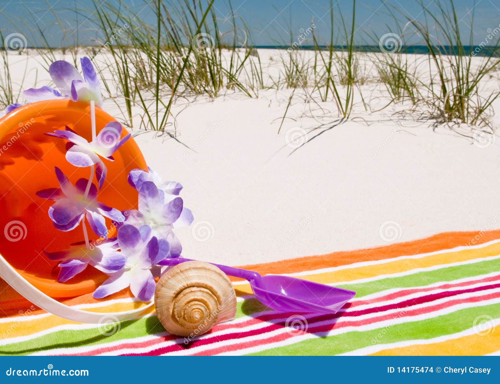 De Handdoek Van Het Strand Bij Kust Stock Foto - Image of schelp ...