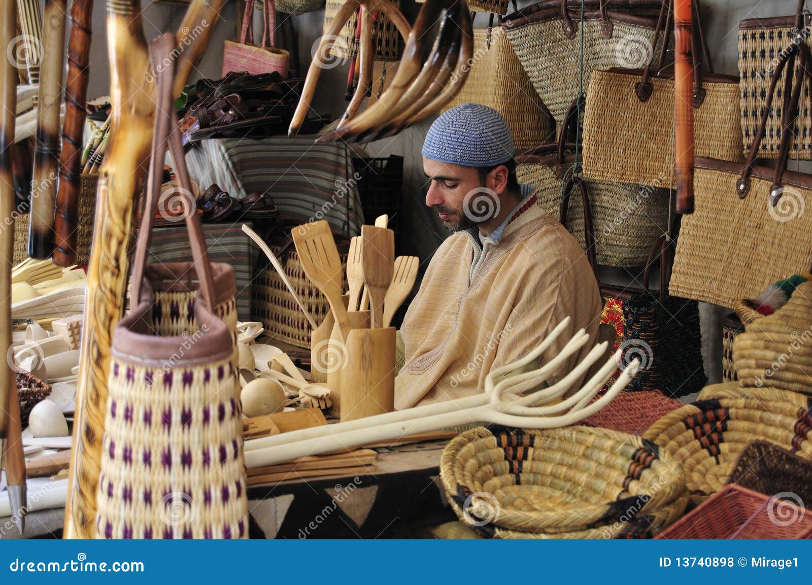 De Handelaar Van De Markt Van Het Hout En Van De Raffia Stock Foto ...