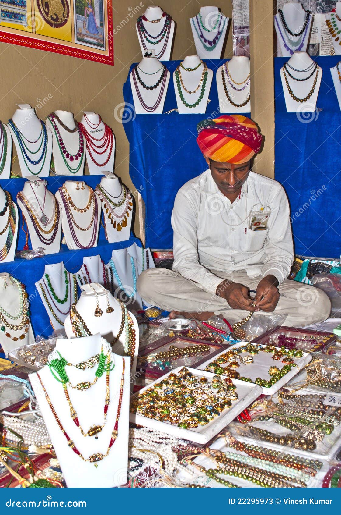 De handelaar van Jewelery redactionele stock foto. Image of goud - 22295973