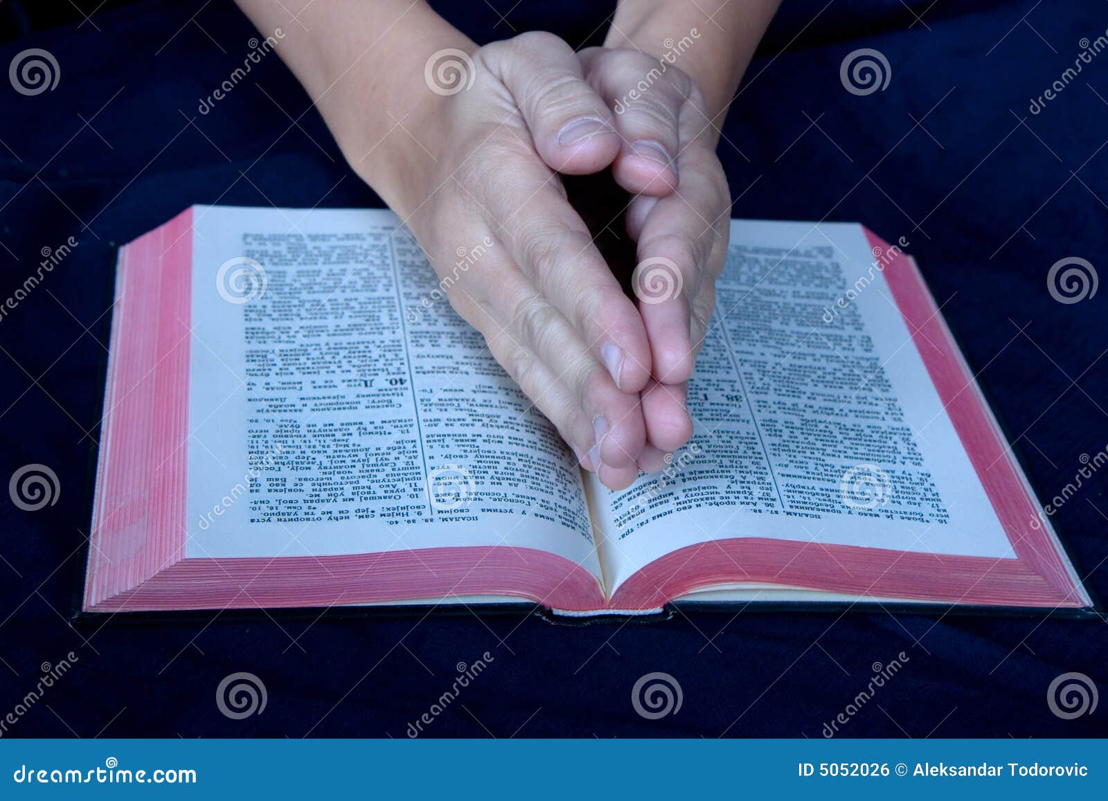 De handen clasped in gebed stock foto. Image of heilig - 5052026