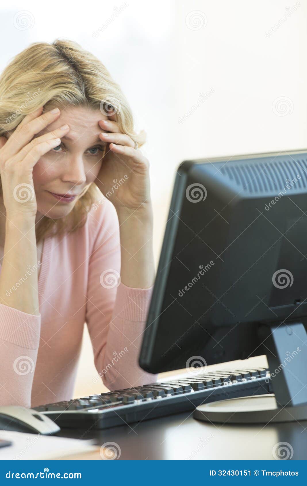 De Handen Die Van Onderneemsterwith Head in Computer Bekijken Stock ...