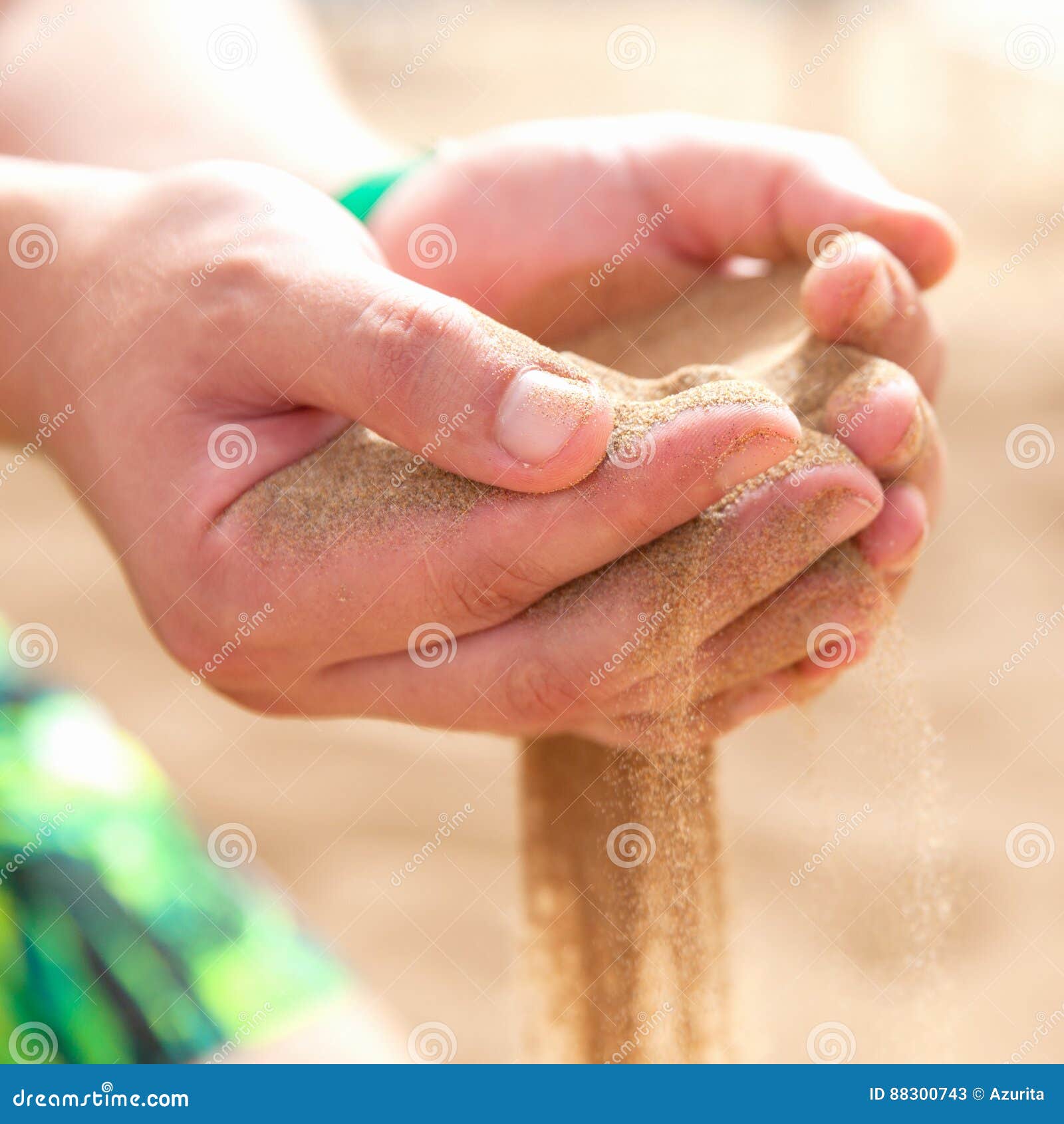 De Handen Strooien Zand Het Lopen Uit Stock Afbeelding - Image of ...
