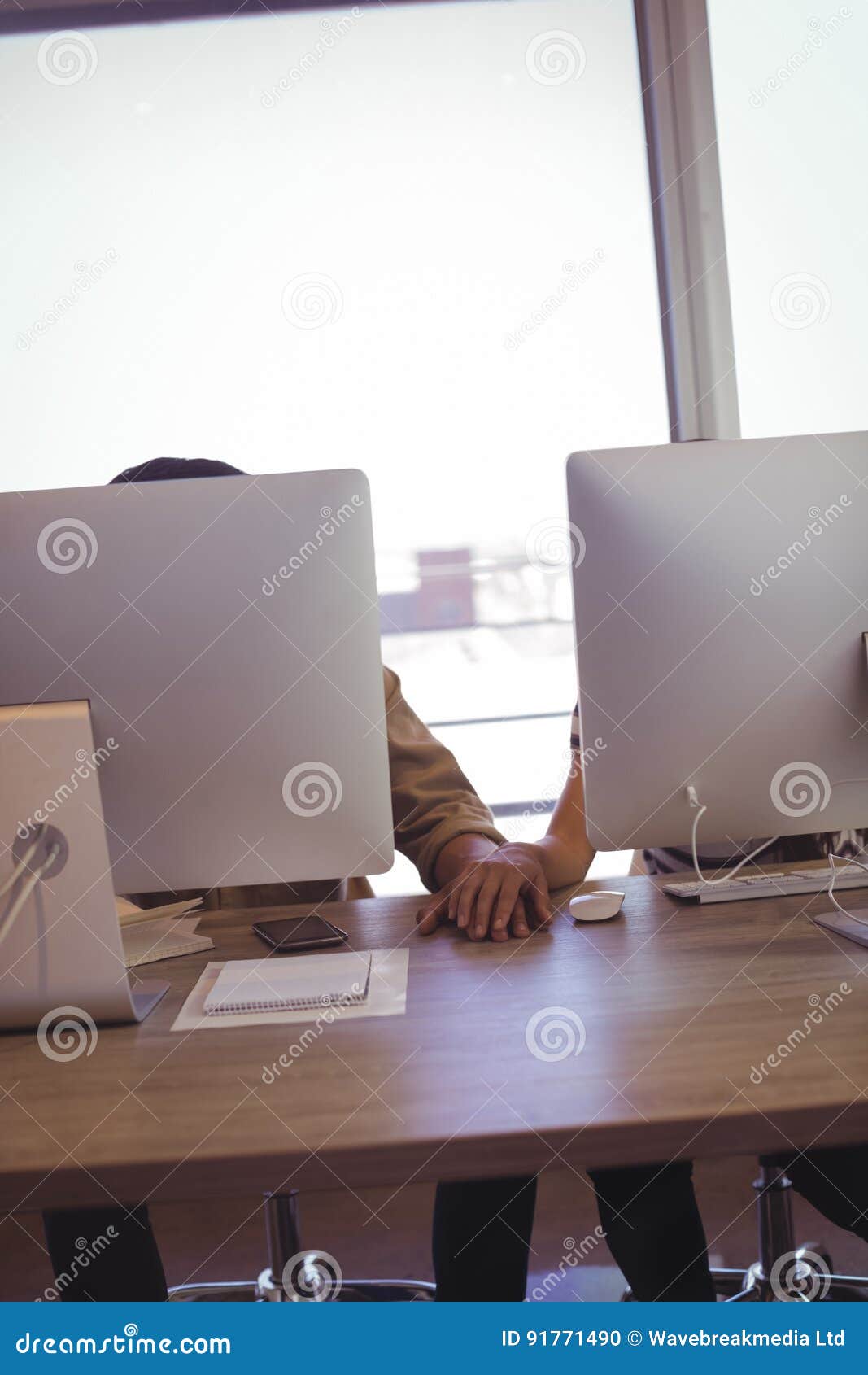 De Handen Van De Bedrijfspaarholding Achter Computers in Bureau Stock ...