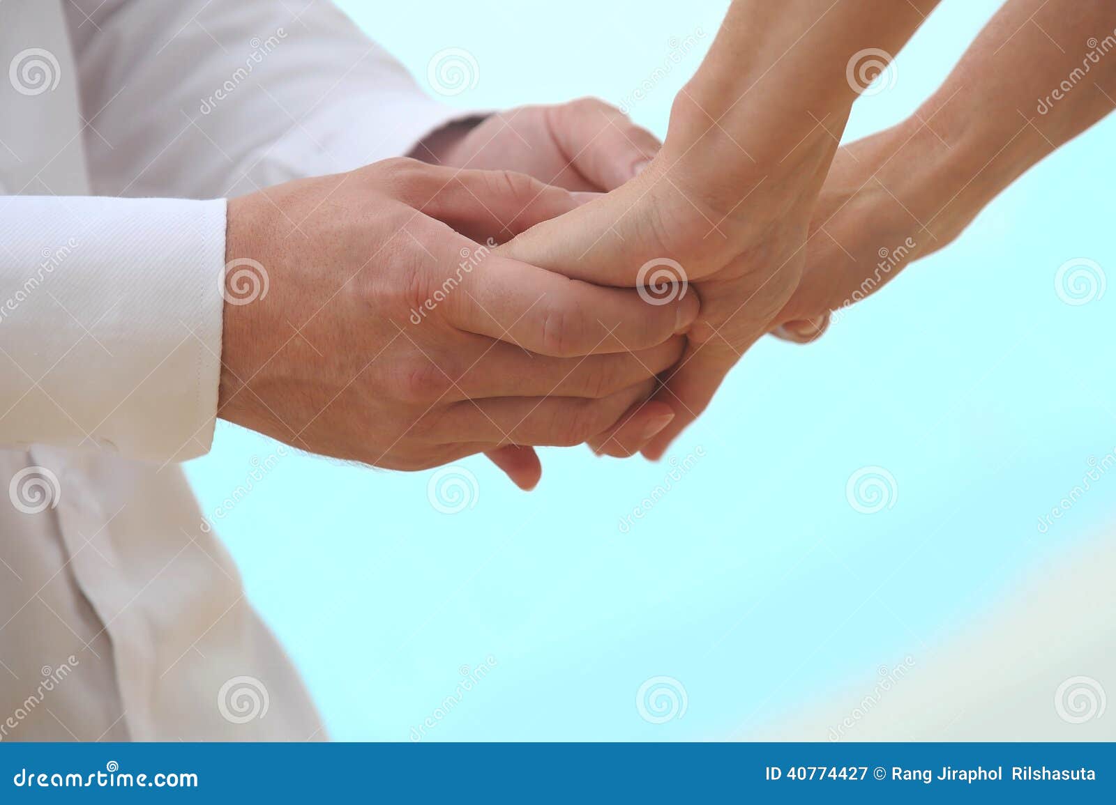 De Handen Van De Close-upholding Van Echtparen Stock Afbeelding - Image ...