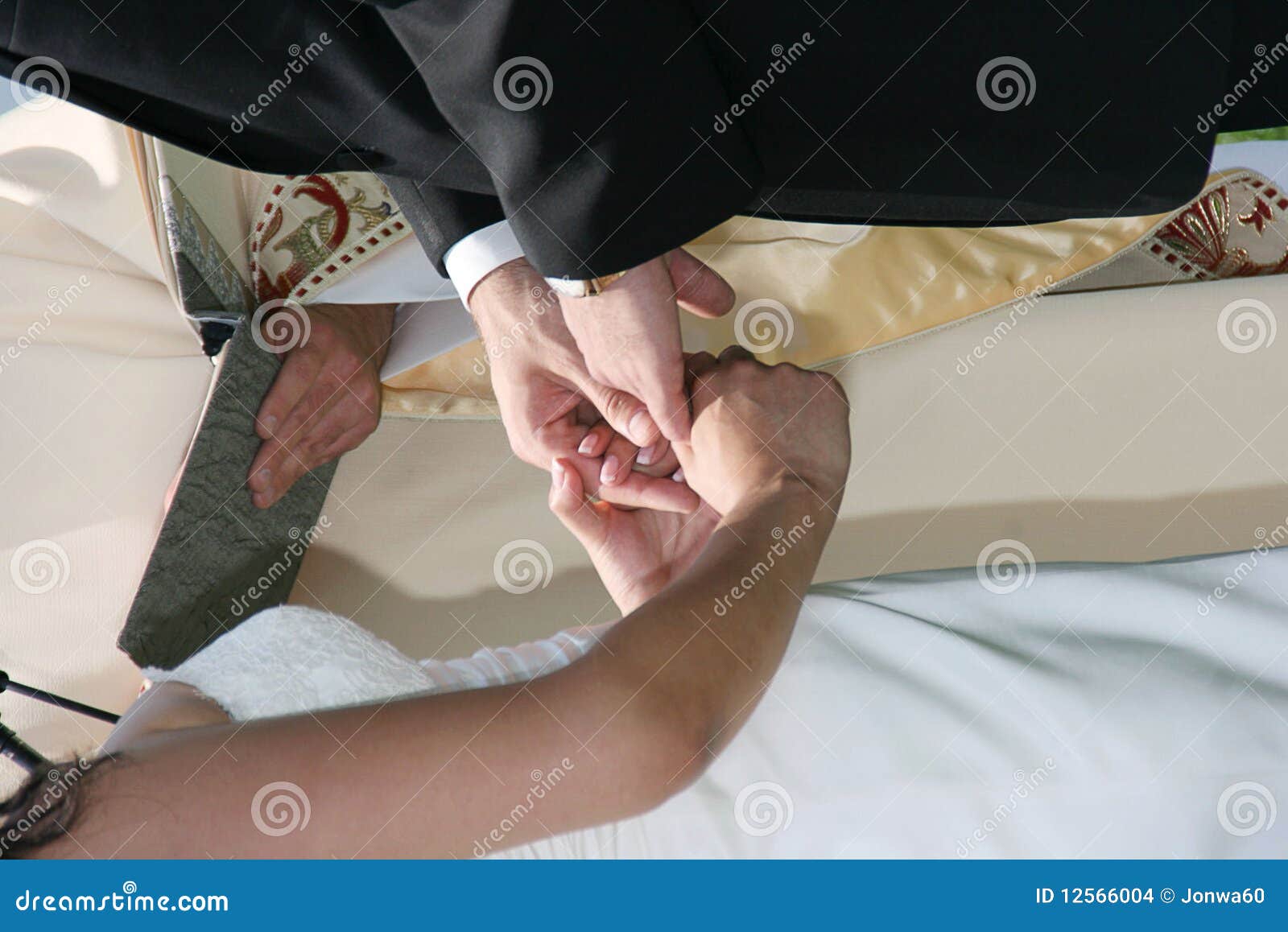 De Handen Van De Gelofte Van Het Huwelijk Stock Foto - Image of ...