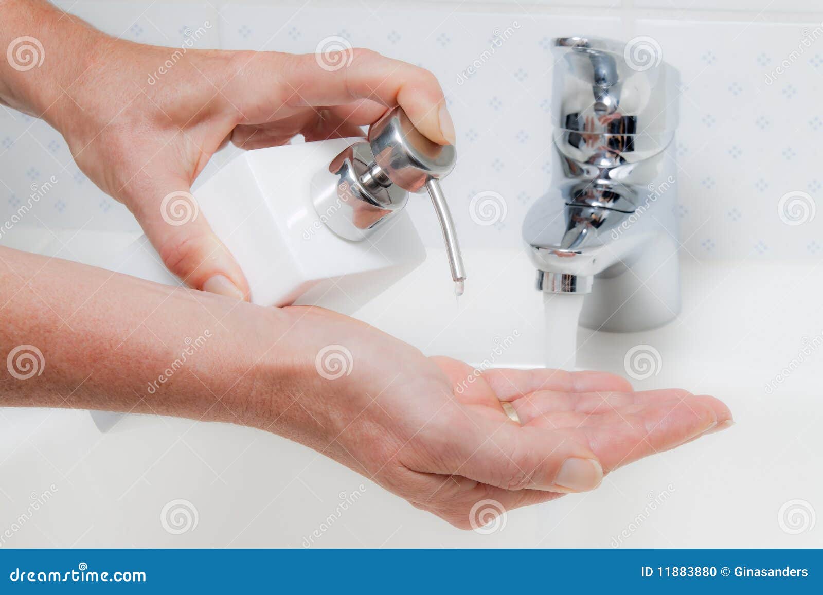 De Handen Van De Was Met Zeep En Water Stock Foto - Image of handen ...