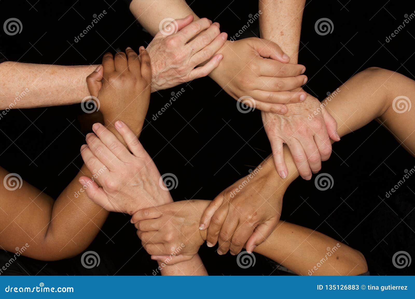 De Handen Van Diversiteitsvrouwen Die Behulpzaam Dient Harten in Werken ...