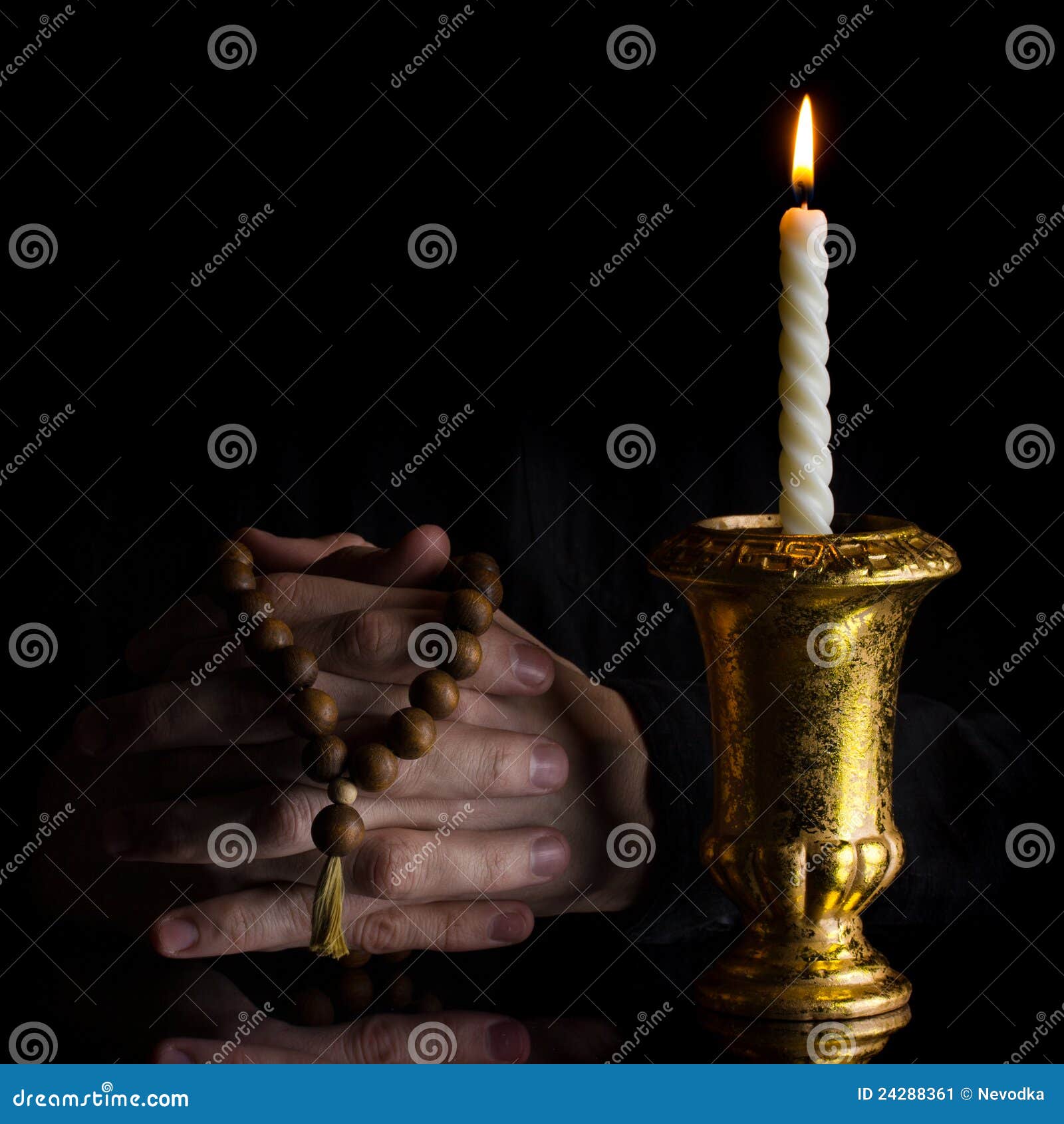 De Handen Van Het Gebed Met Rozentuin Stock Afbeelding - Image of ...