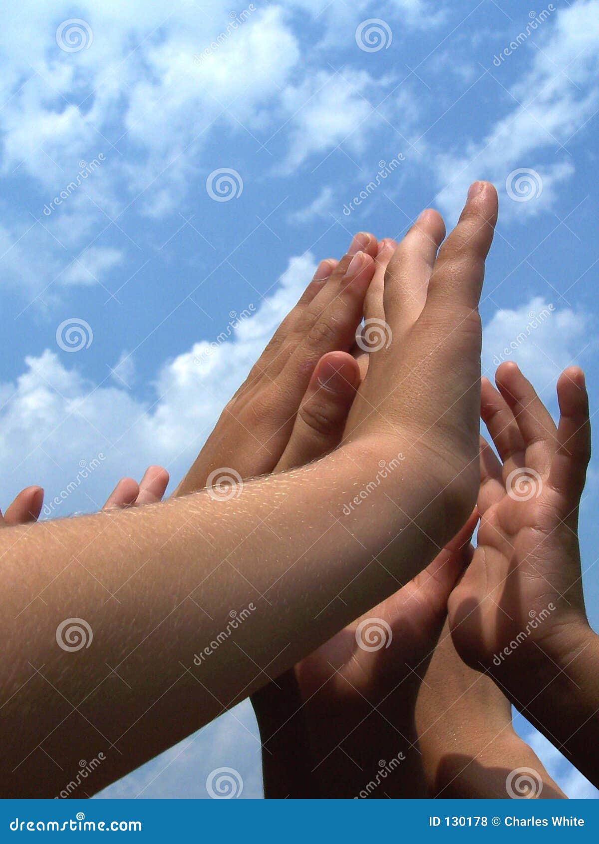 De Handen van het kind stock foto. Image of opwindend, gelukwensen - 130178