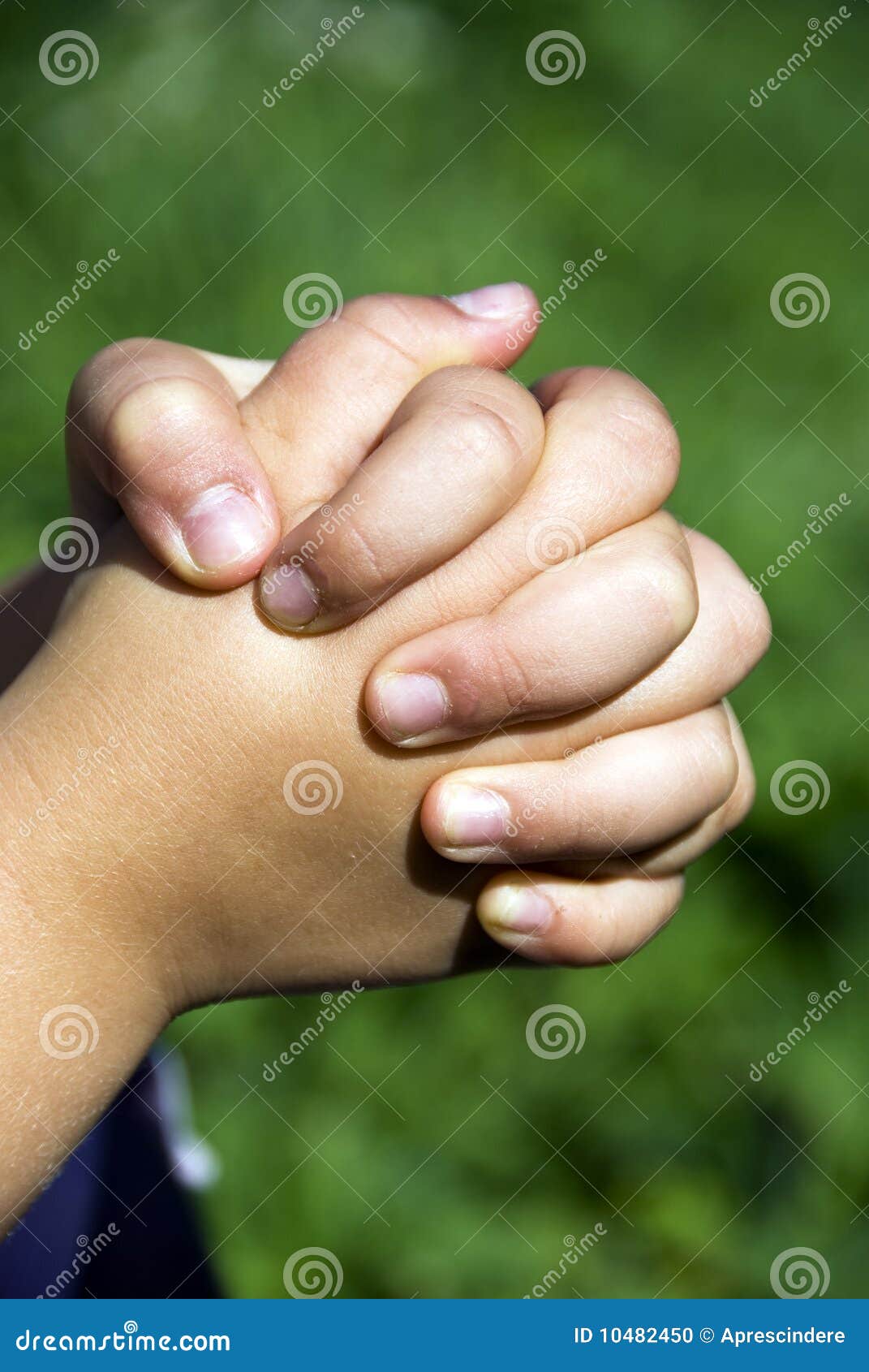 De Handen Van Het Kind Het Bidden Stock Foto - Image of handen, vinger ...