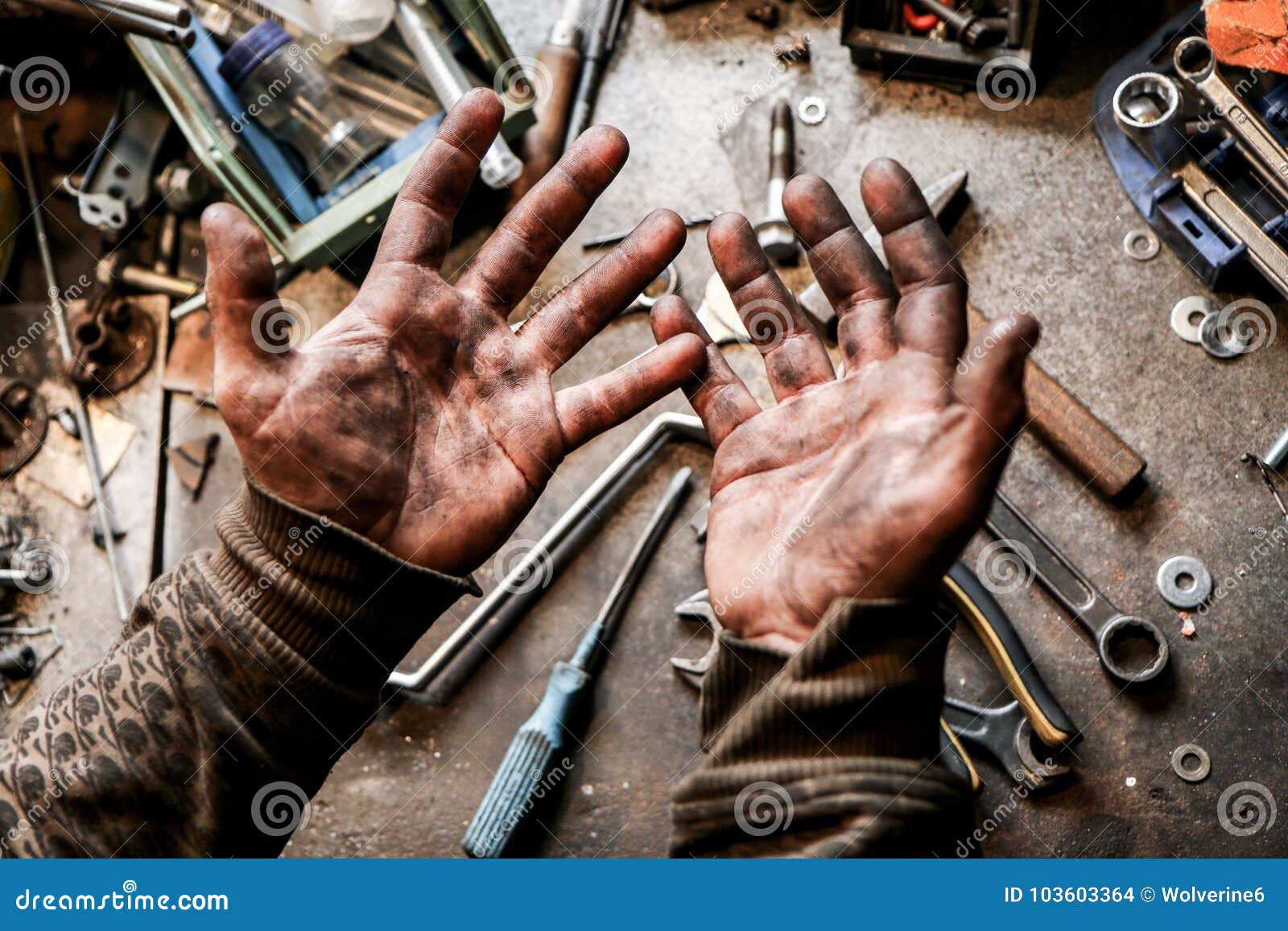 De Handen Van Vuile WorkerÂ Boven Hulpmiddelen Stock Foto - Image of ...