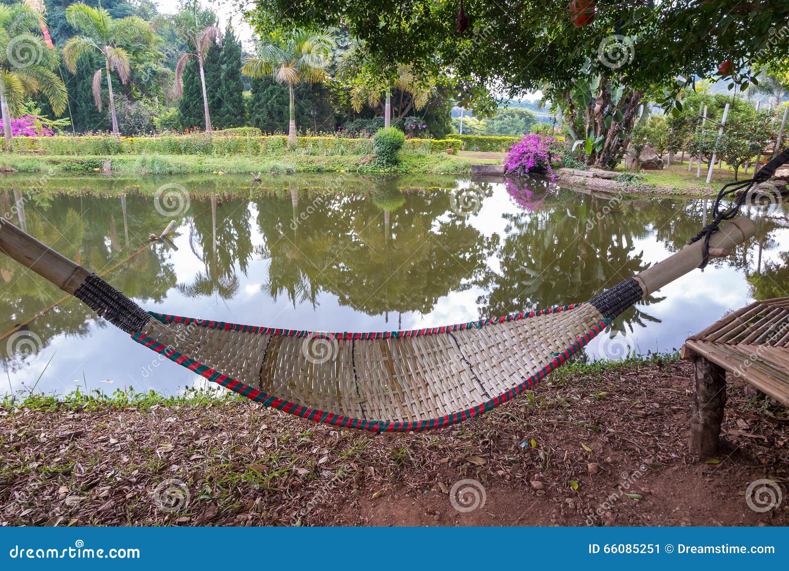 De Hangmat Van Het Rotanbamboe Het Hangen Op Boom Stock Afbeelding ...