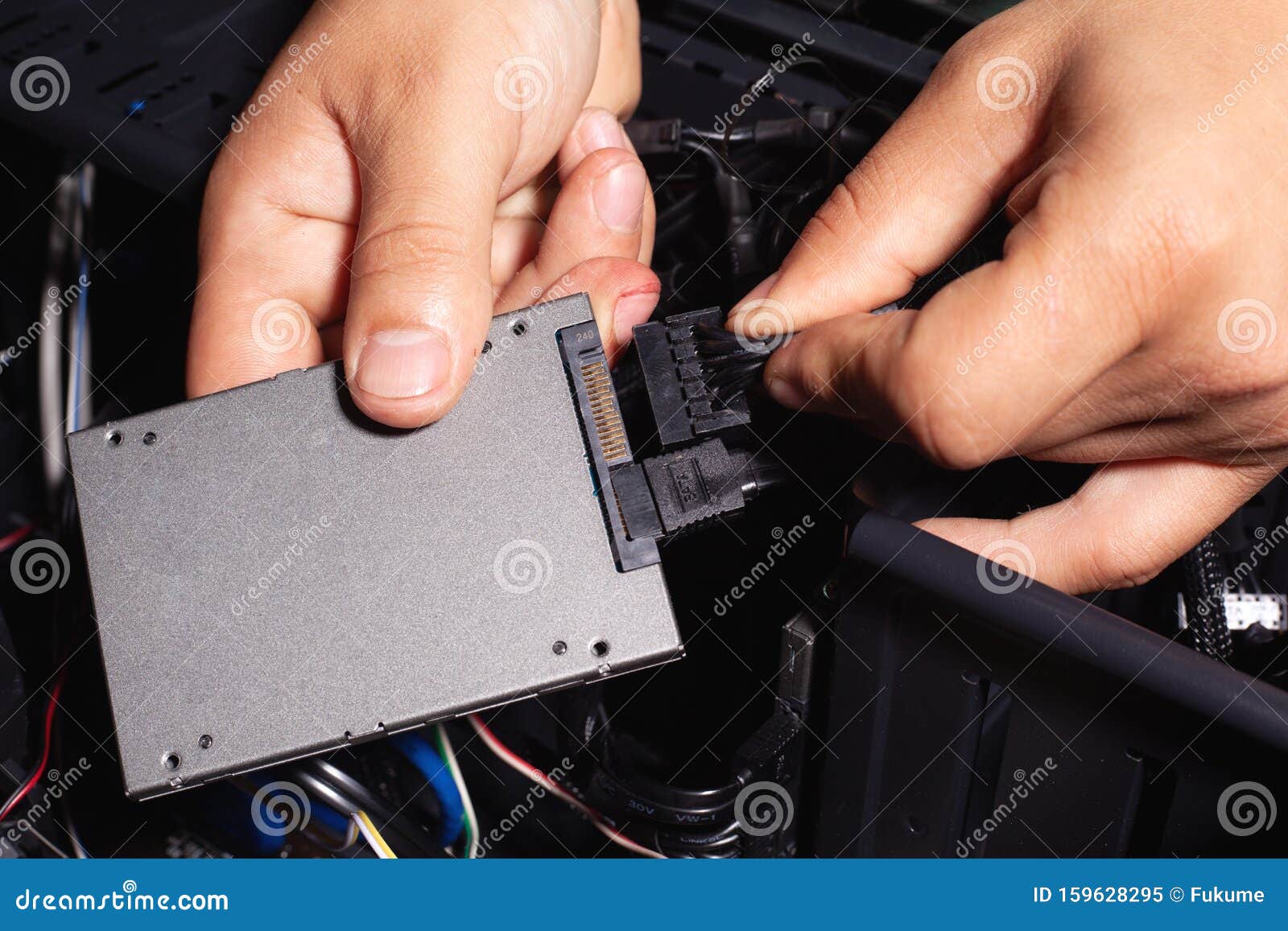 De Harde Schijf Van SSD Aansluiten Op De Computer Stock Afbeelding ...