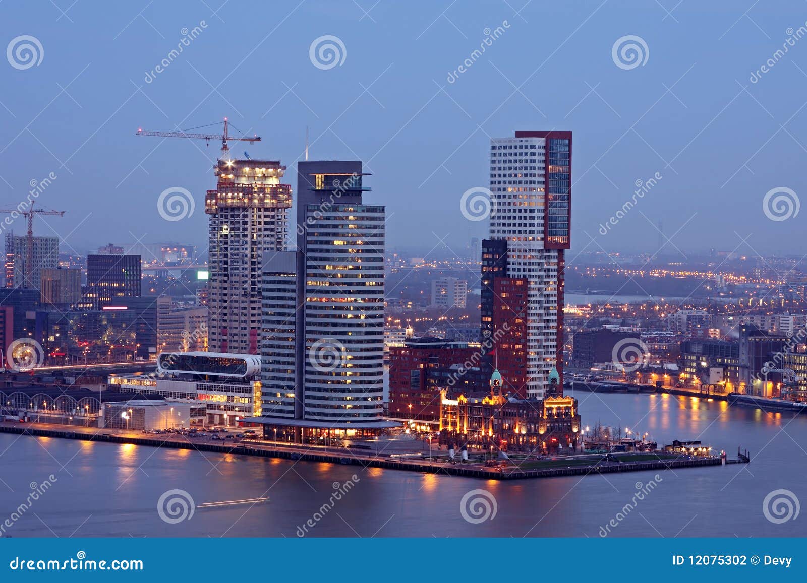 De Haven Van Rotterdam 's Nachts in Nederland Stock Foto - Image of ...