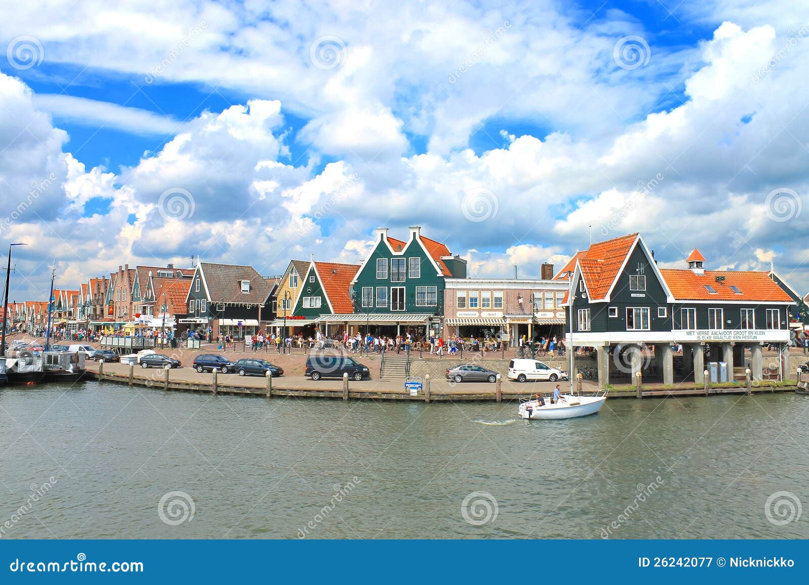 In de haven van Volendam. redactionele fotografie. Image of pijler - 26242077