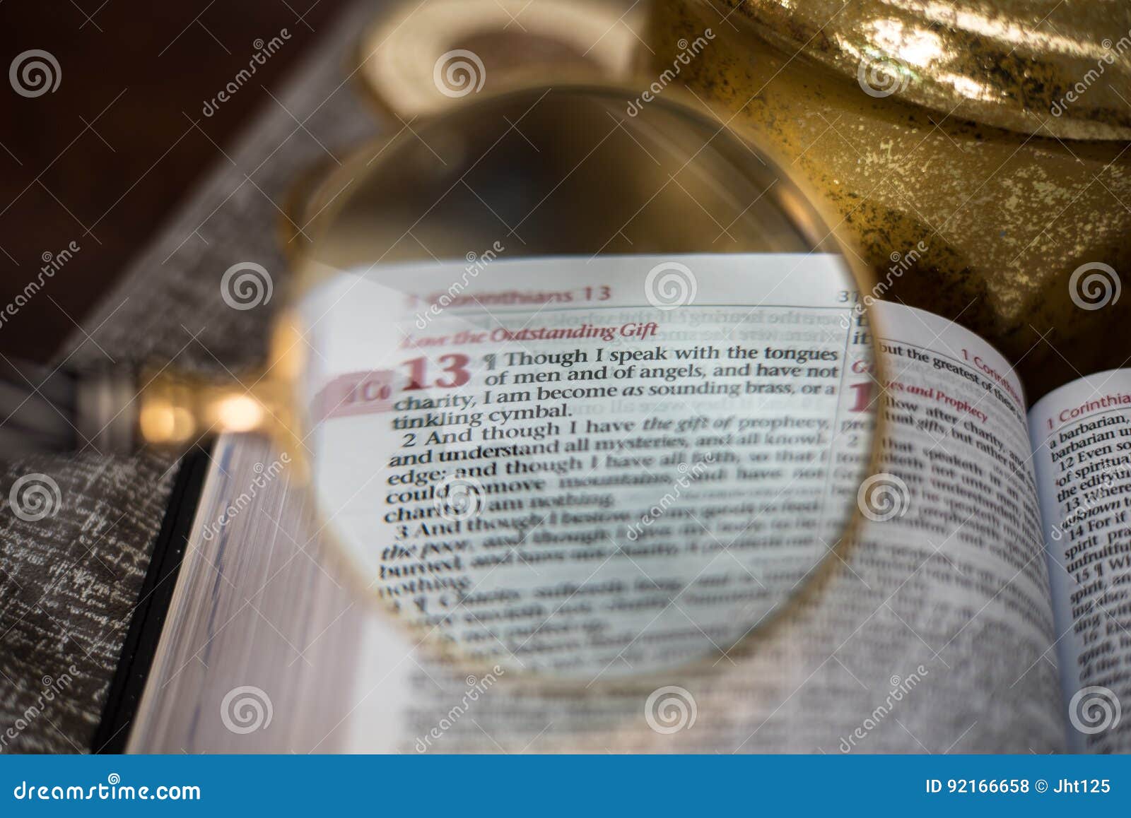 De Heilig Schriftlezing Met Overdrijft Glas Stock Foto - Image of glas ...