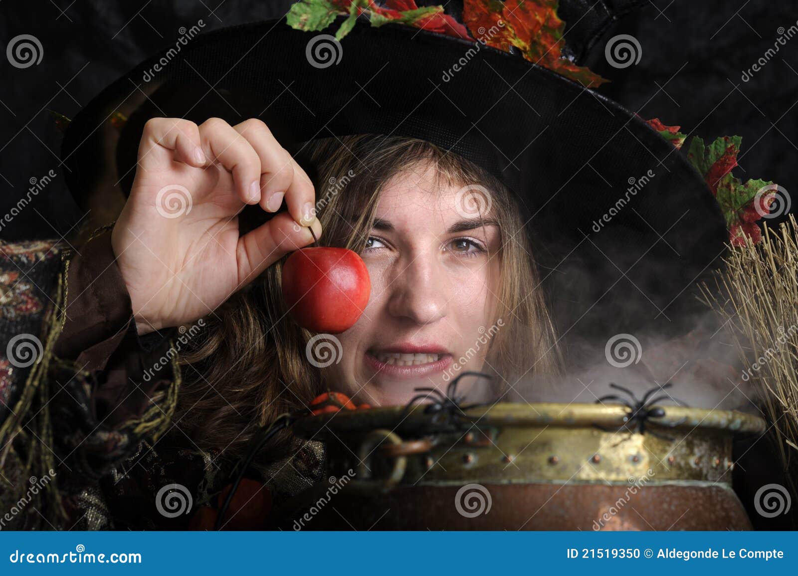 De heks met poisened appel stock foto. Image of hoed - 21519350