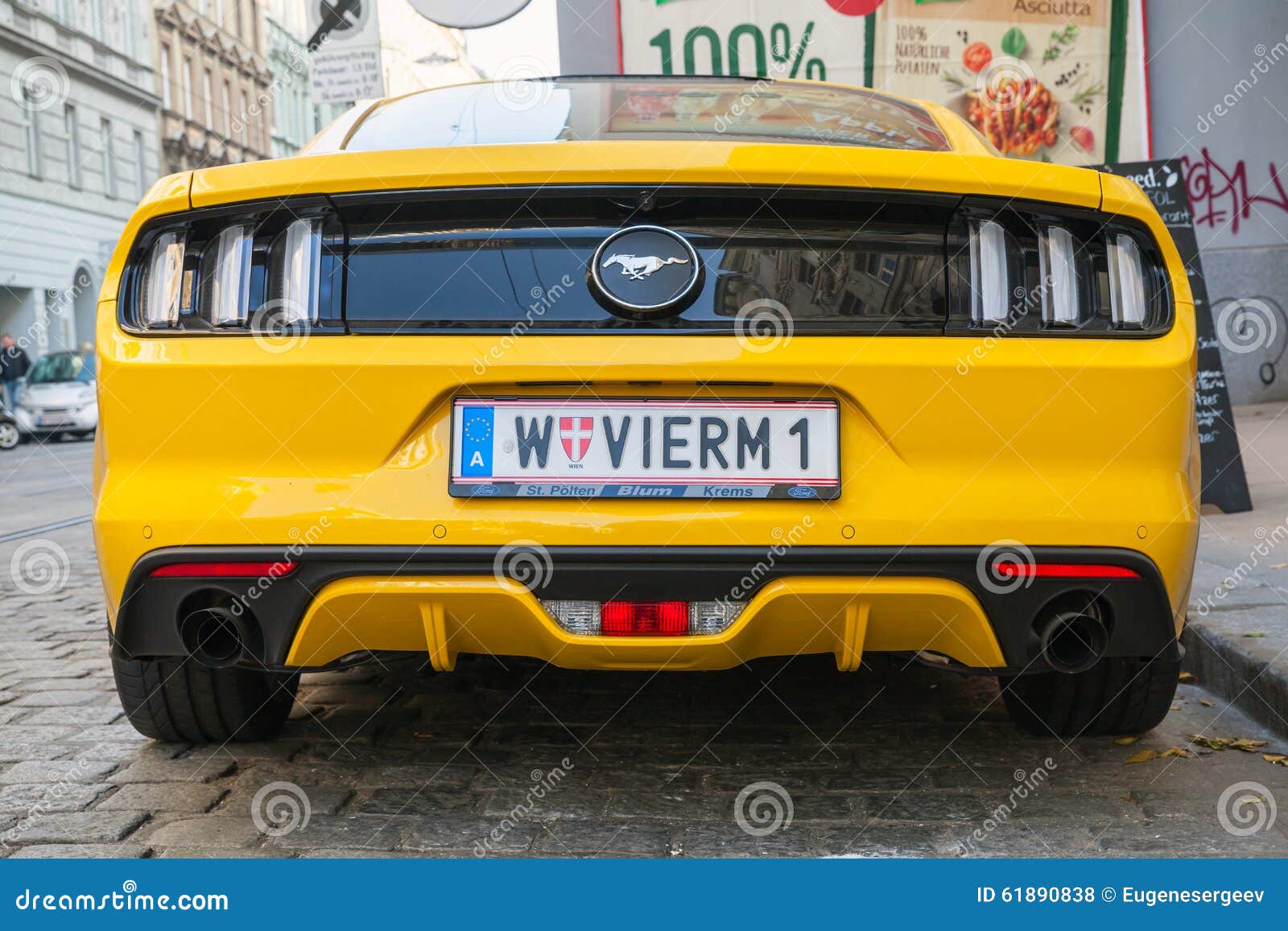 De Heldere Gele Auto Van Ford Mustang 2015, Achtermening Redactionele ...